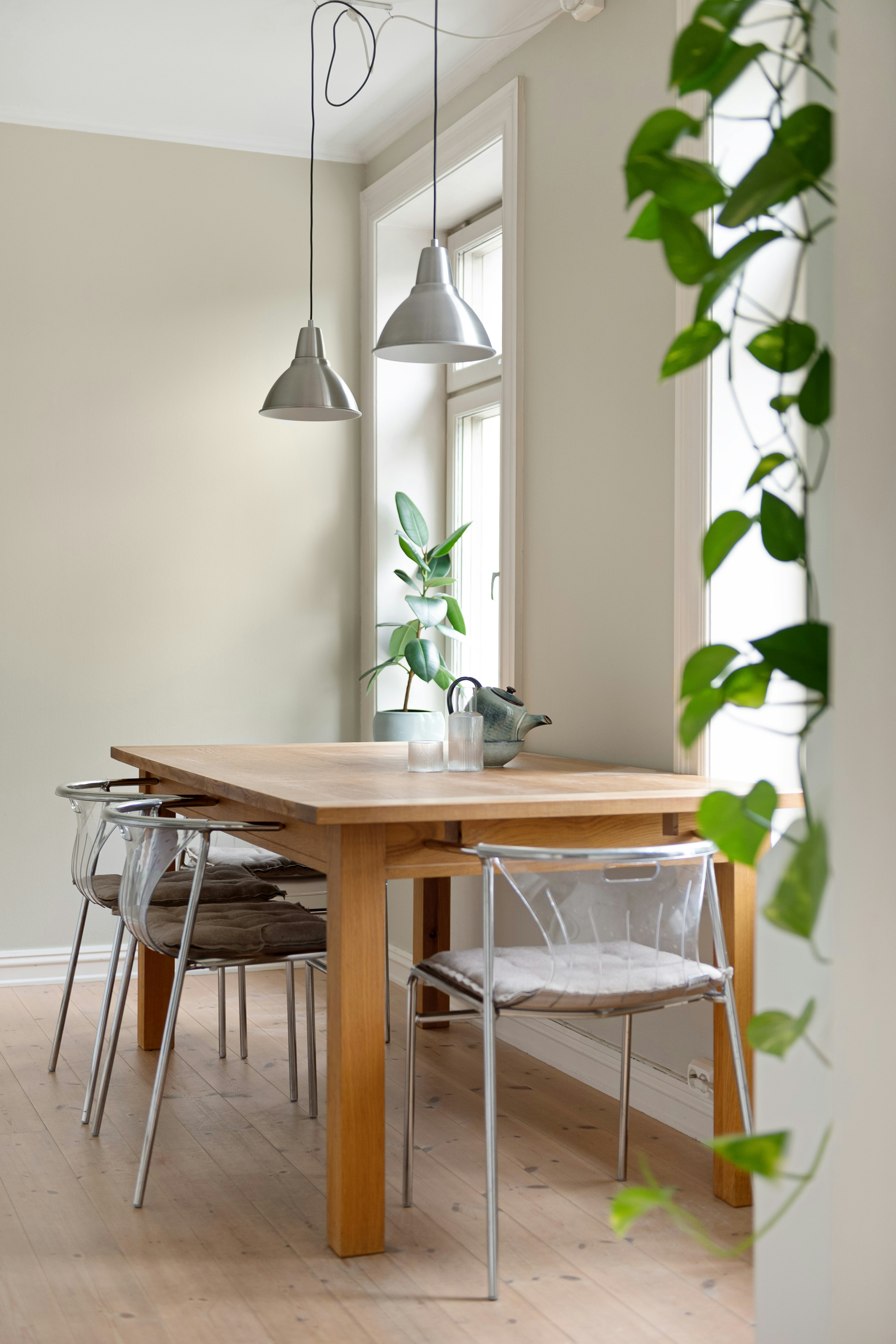 A dining room with a wooden table and chairs photo – Free Interior ...