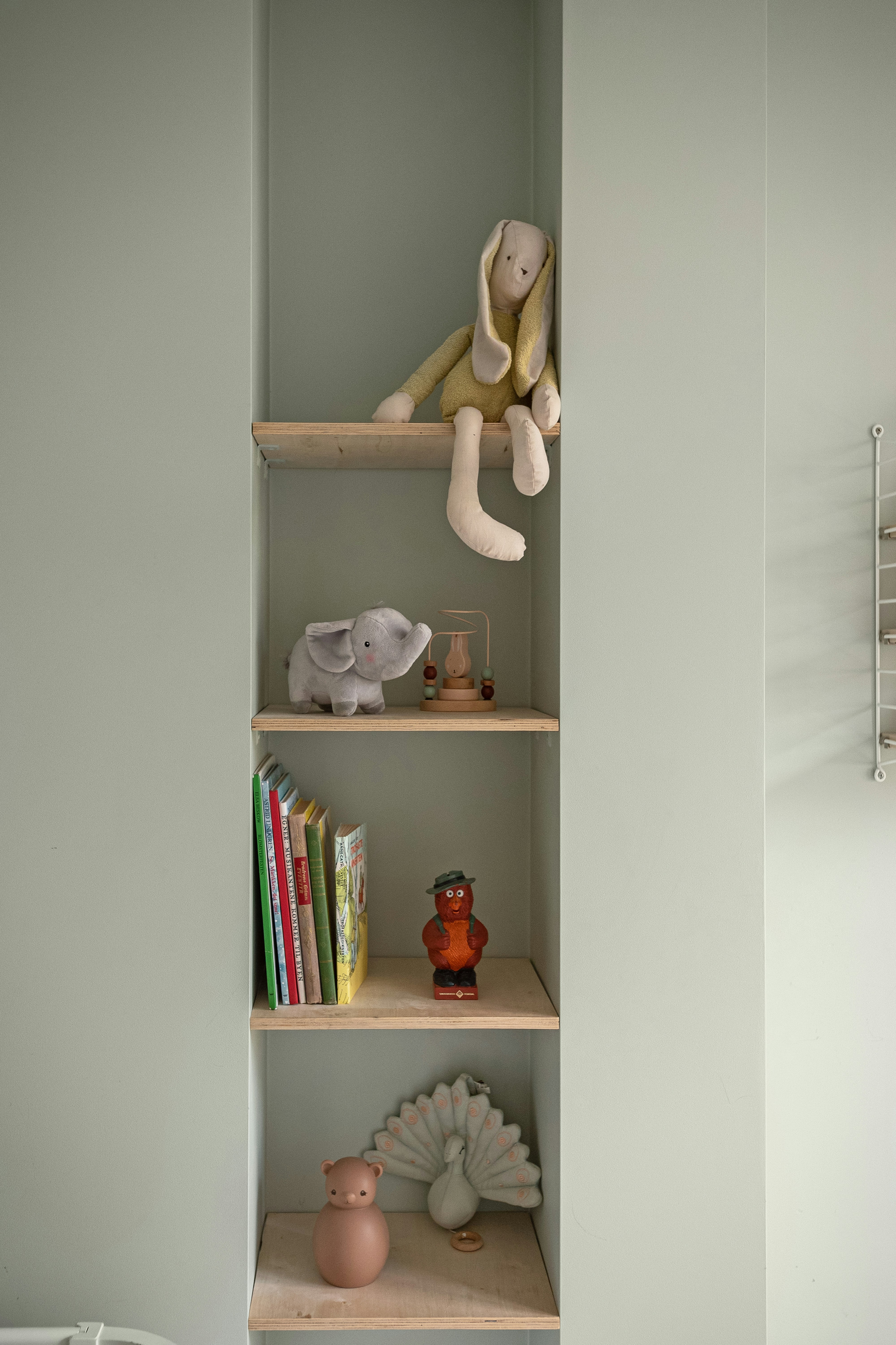 A bookshelf with a stuffed animal on top of it photo – Free Furniture ...