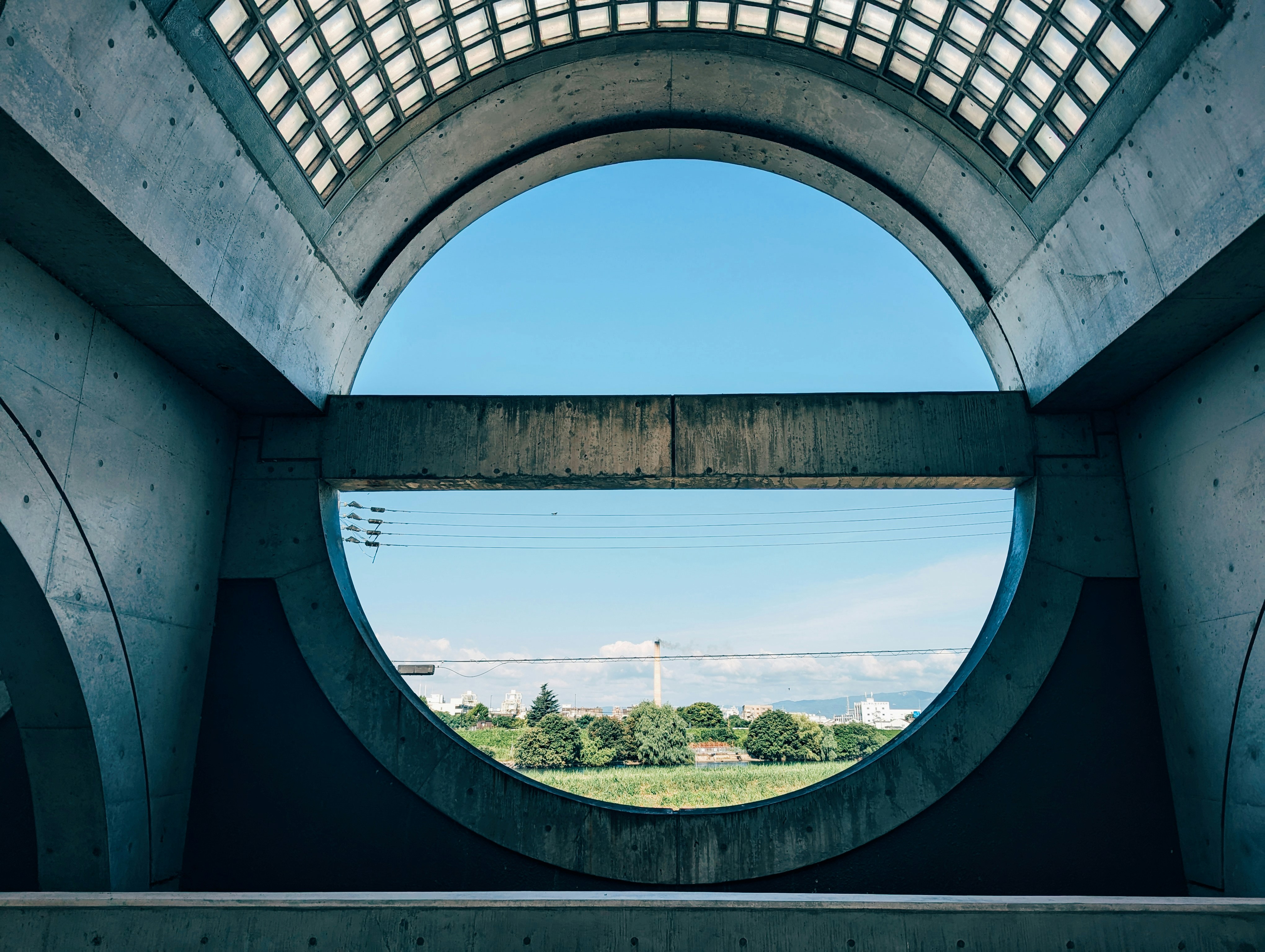 Una vista de un edificio a través de una ventana circular foto – Imagen ...