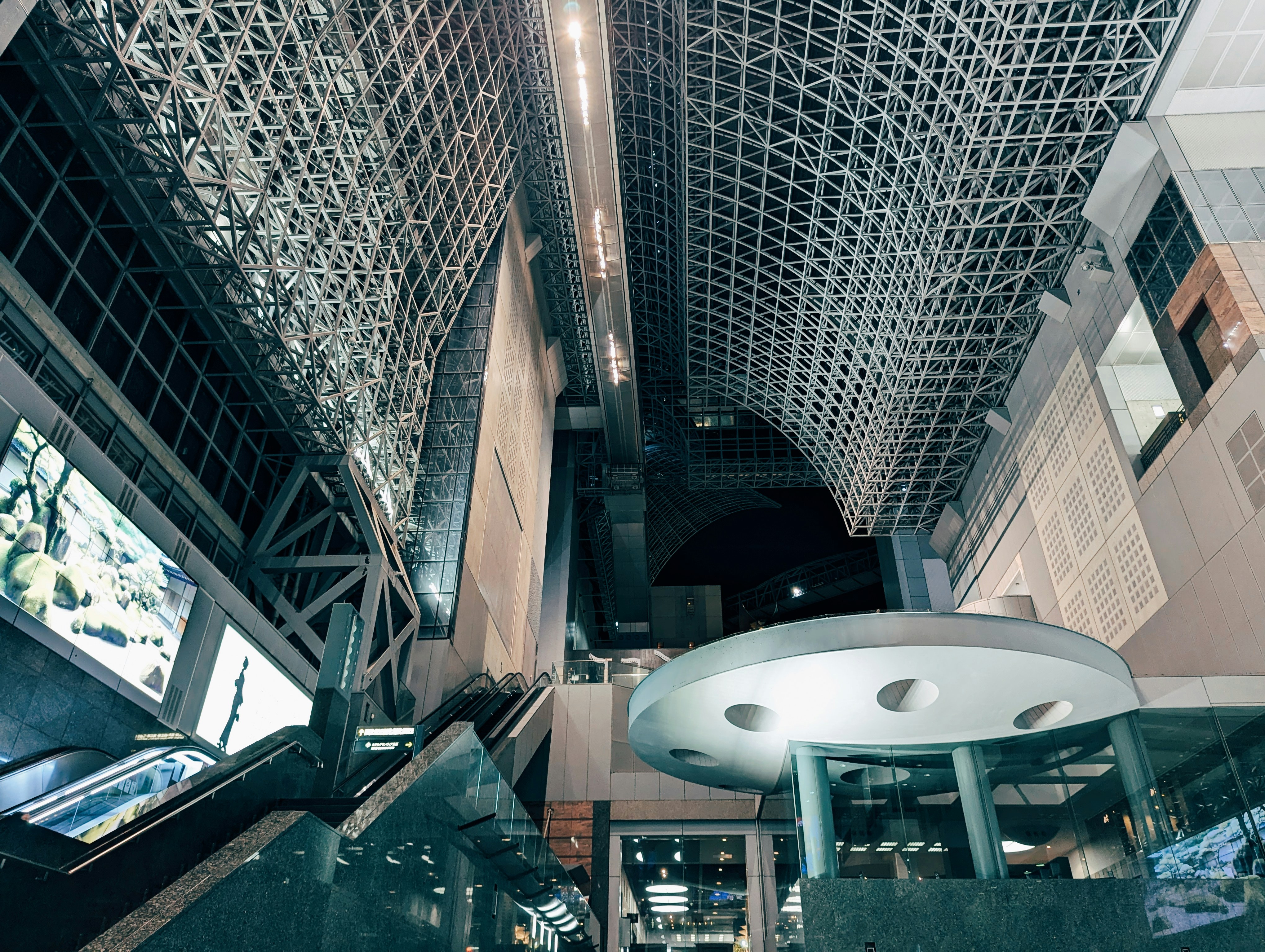 Cascading Geometry: Circular Terrace Under a Latticed Atrium