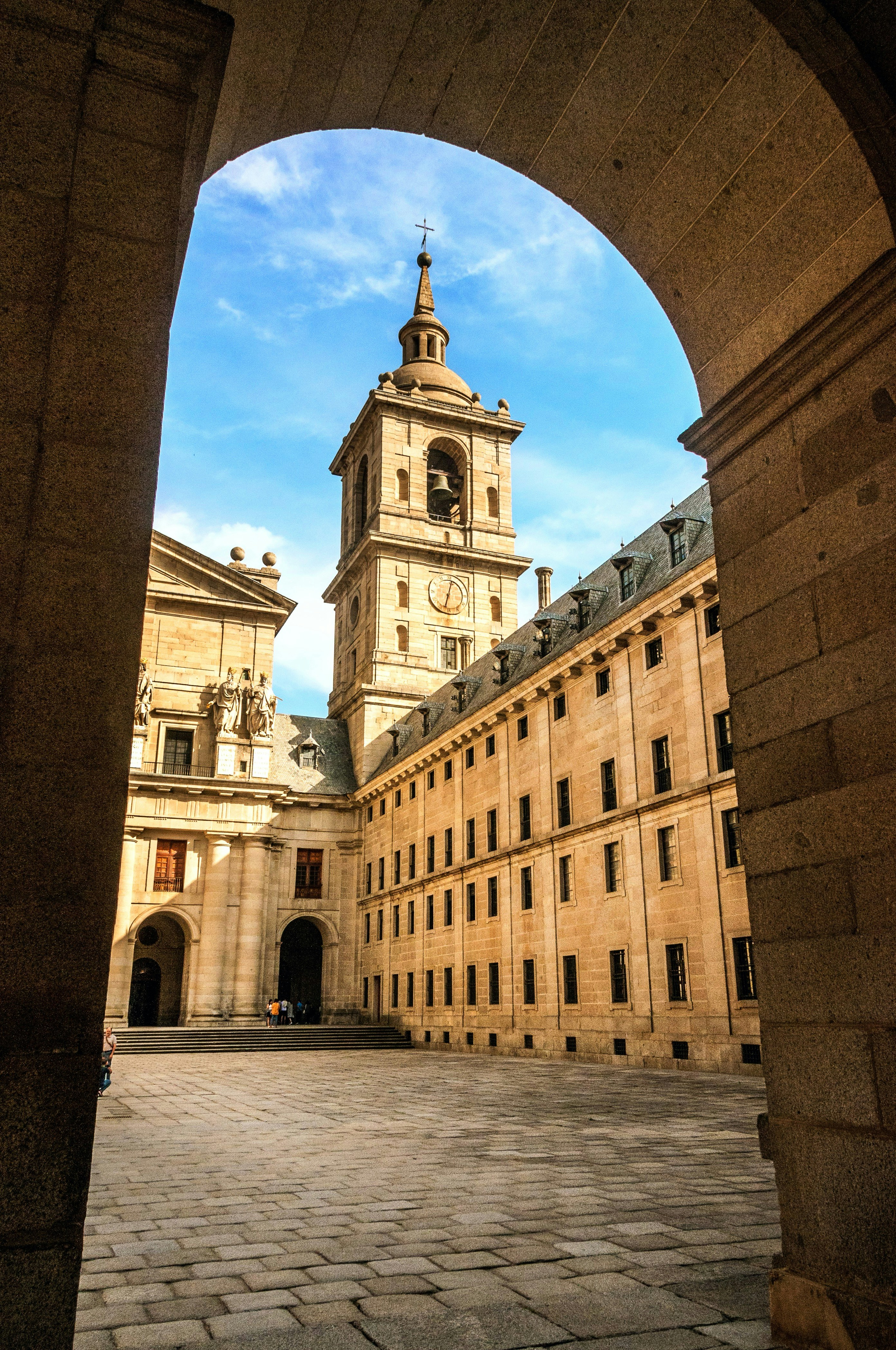 Archway to History: A Glimpse of Timeless Architecture
