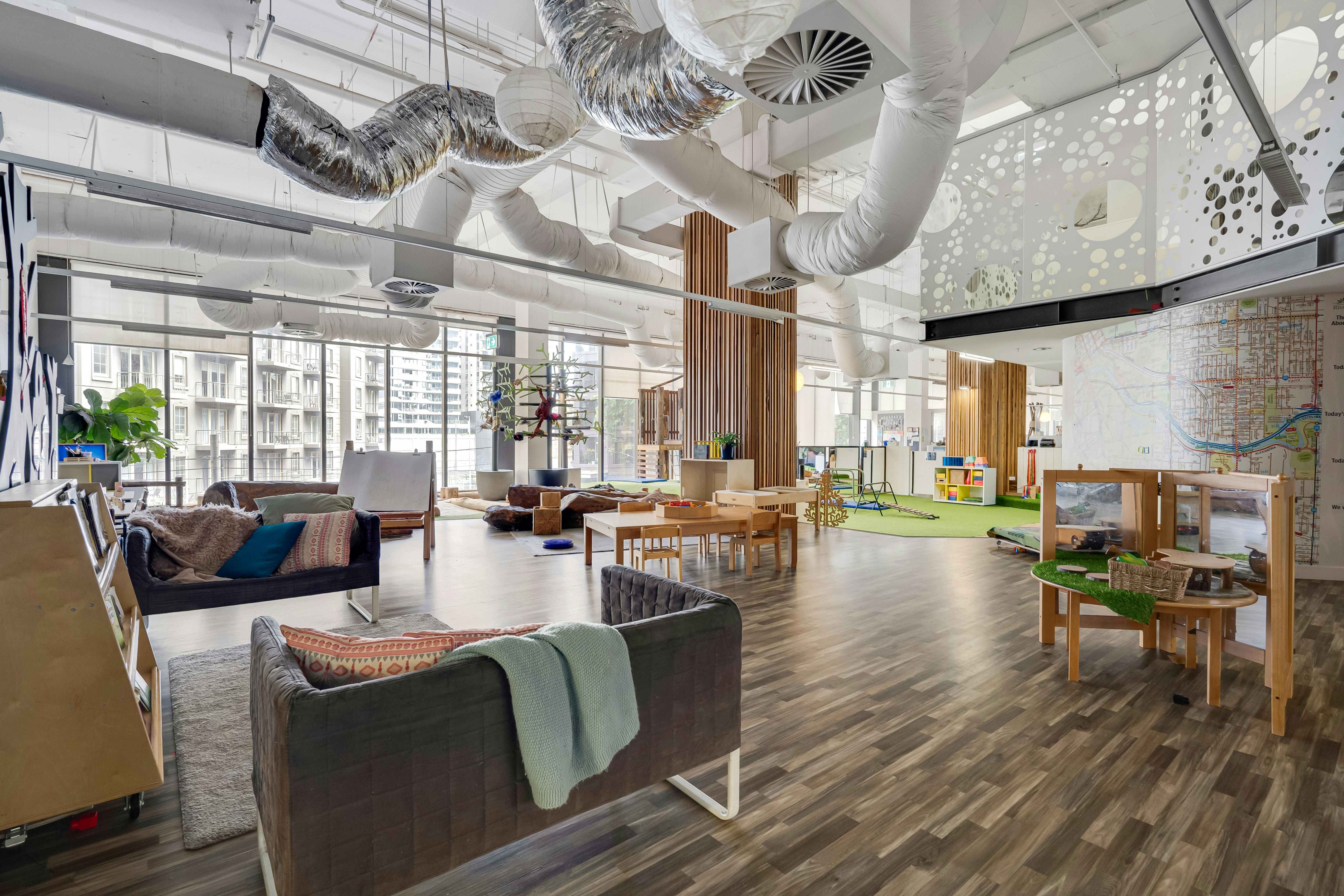 Una gran sala abierta con muchos muebles foto – Imagen de Casa gratuita ...