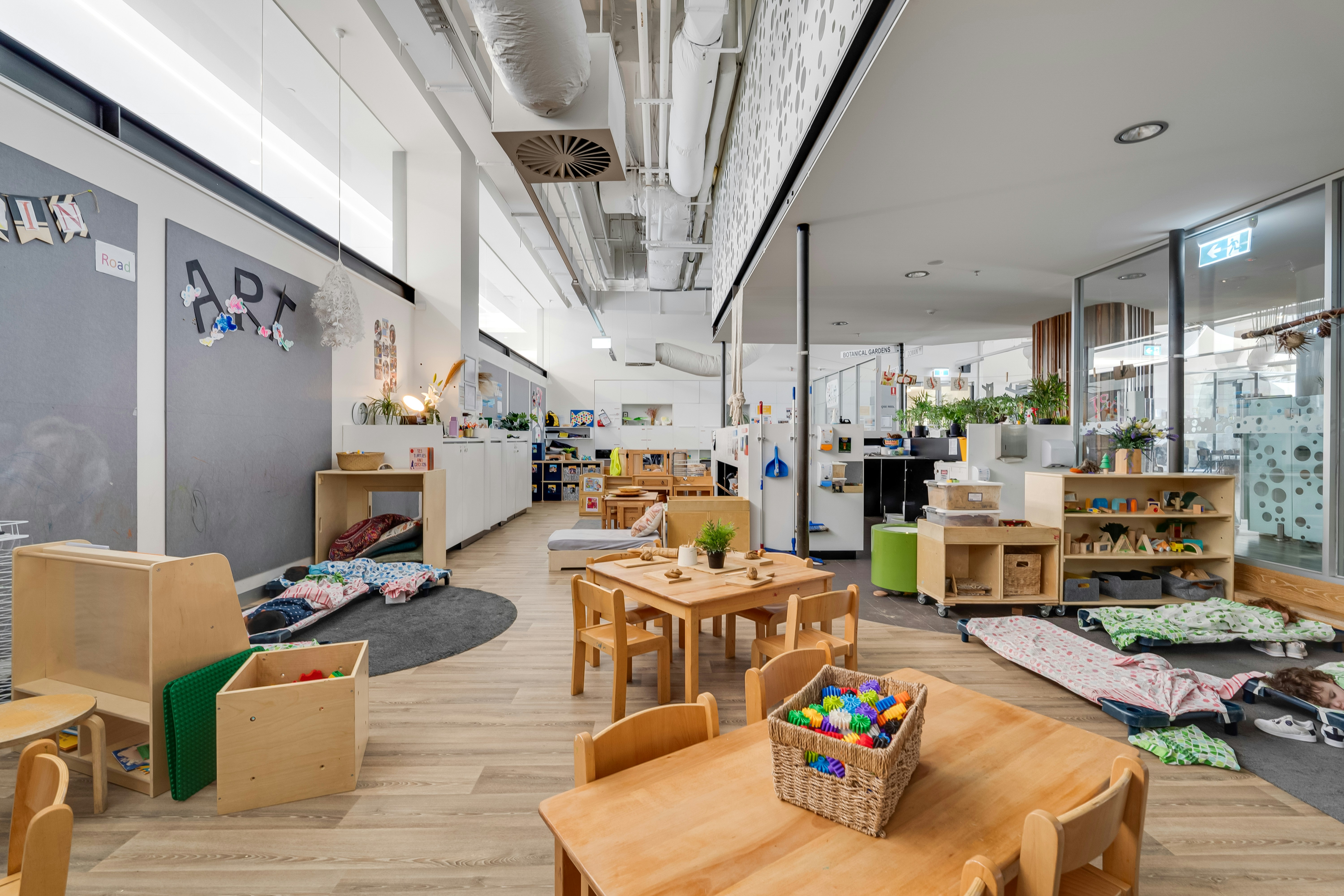 A room filled with lots of wooden tables and chairs photo – Free Human ...