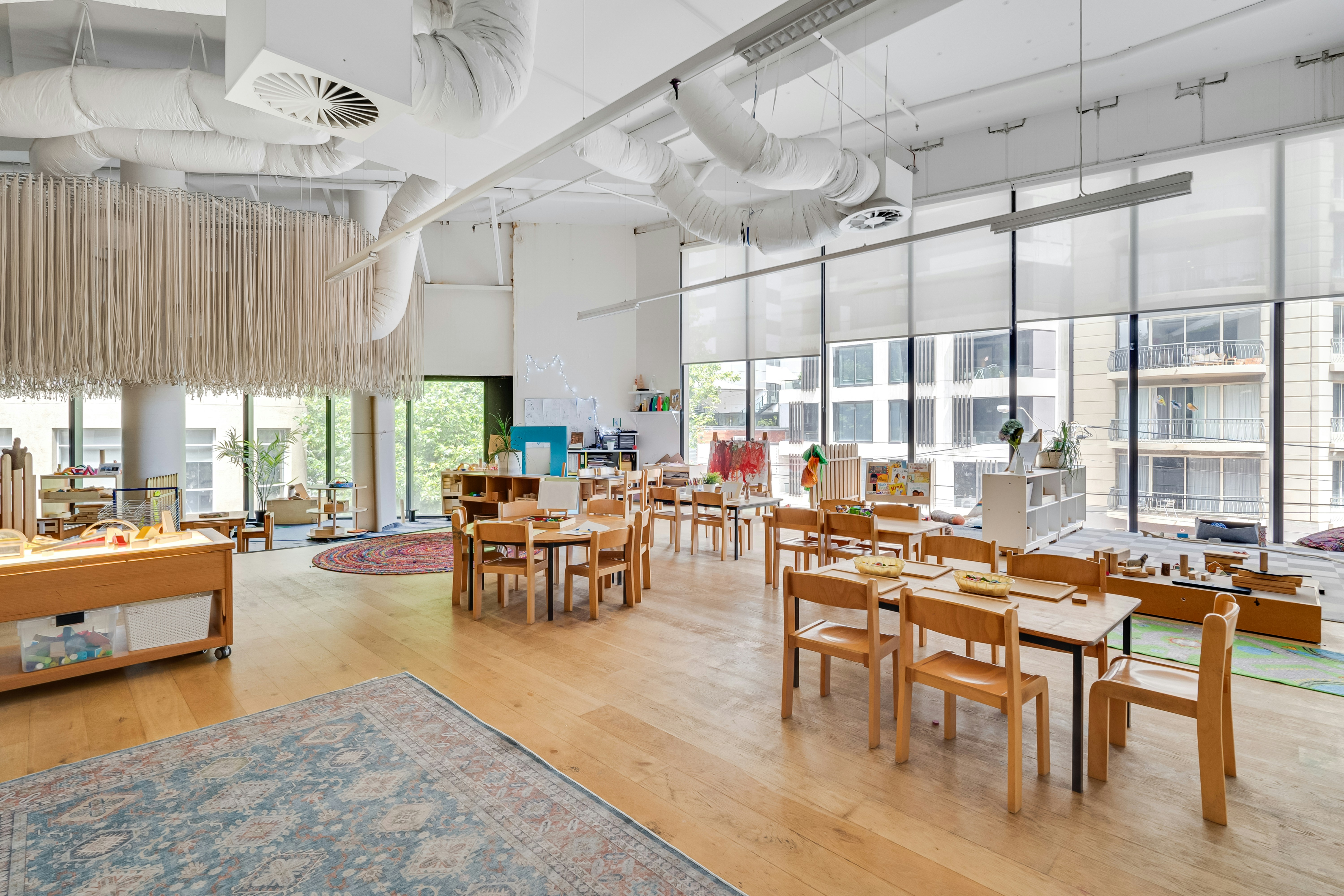 A large open room with tables and chairs photo – Free Cafeteria Image ...