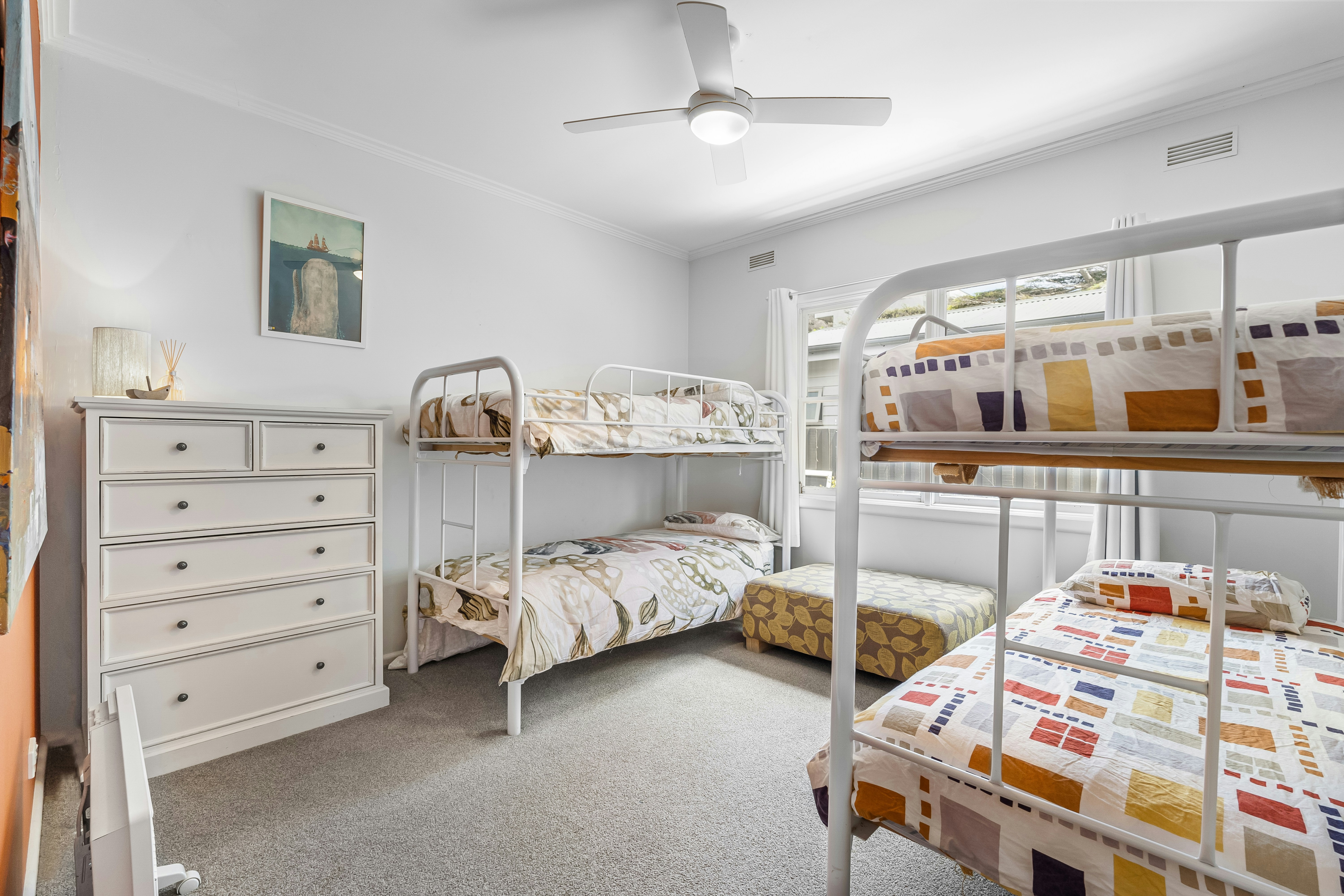 A room filled with lots of bunk beds photo – Free Bed Image on Unsplash
