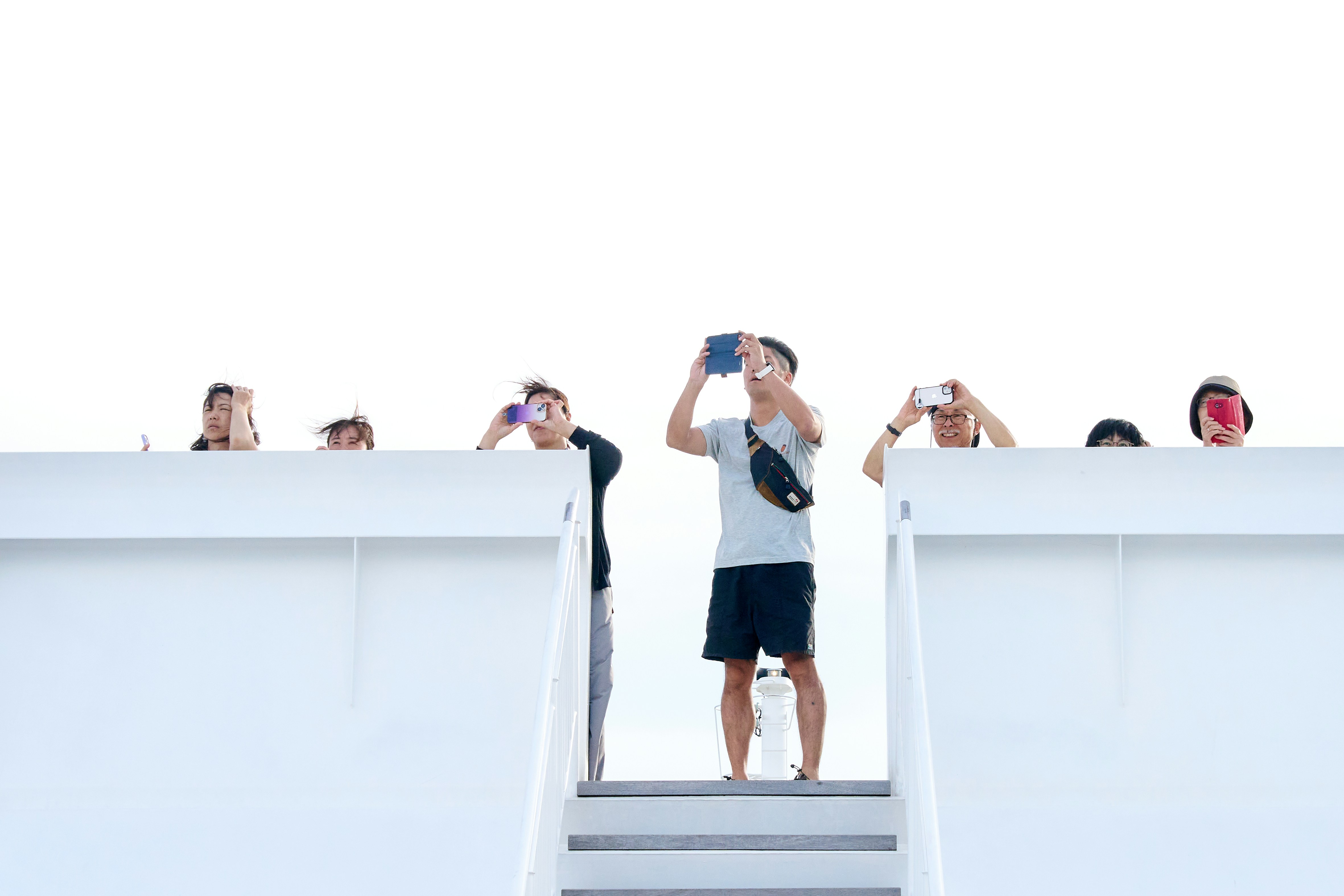 A man taking a picture of a group of people photo – Free 日本 Image on ...