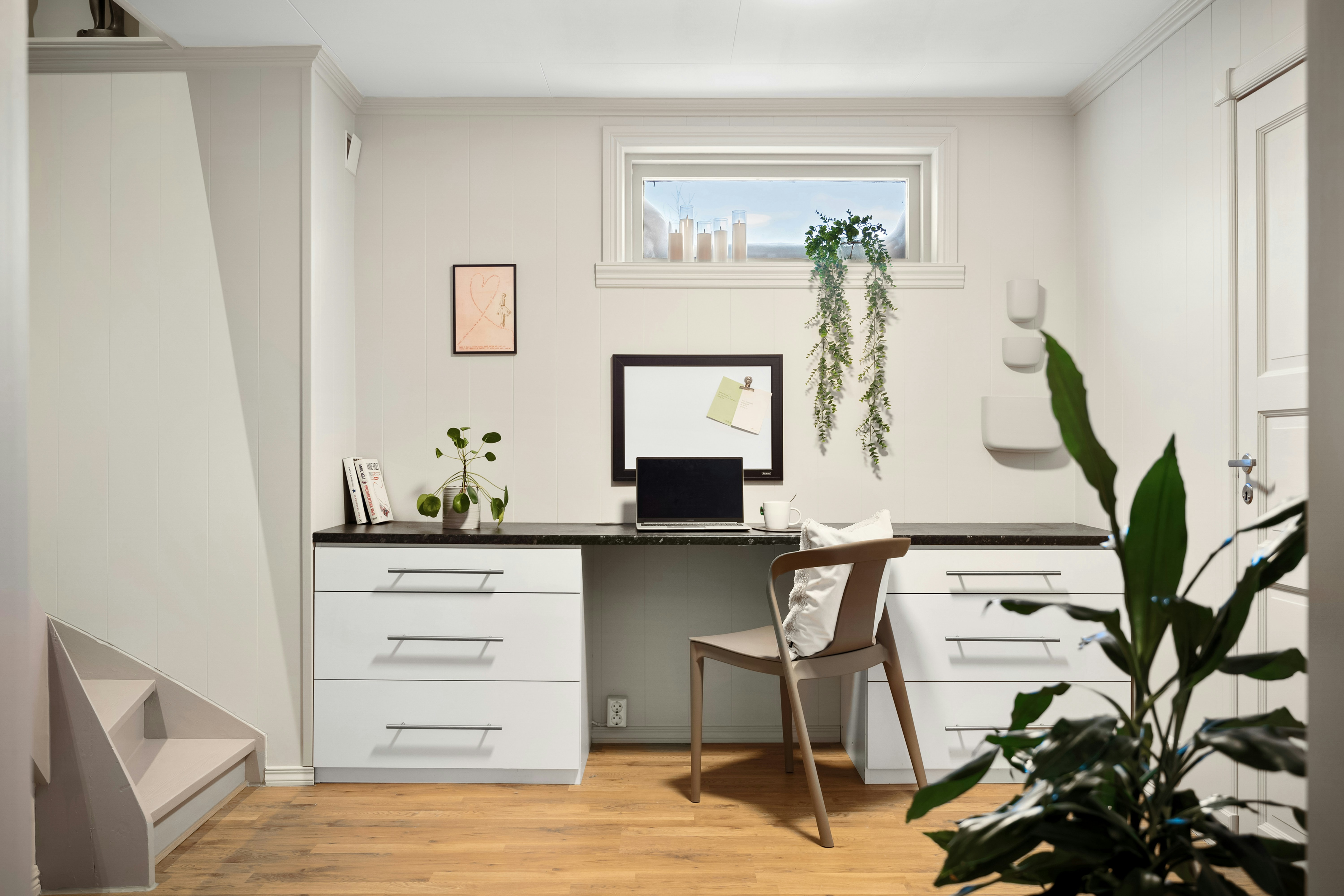 A room with a desk and a chair photo – Free Art Image on Unsplash