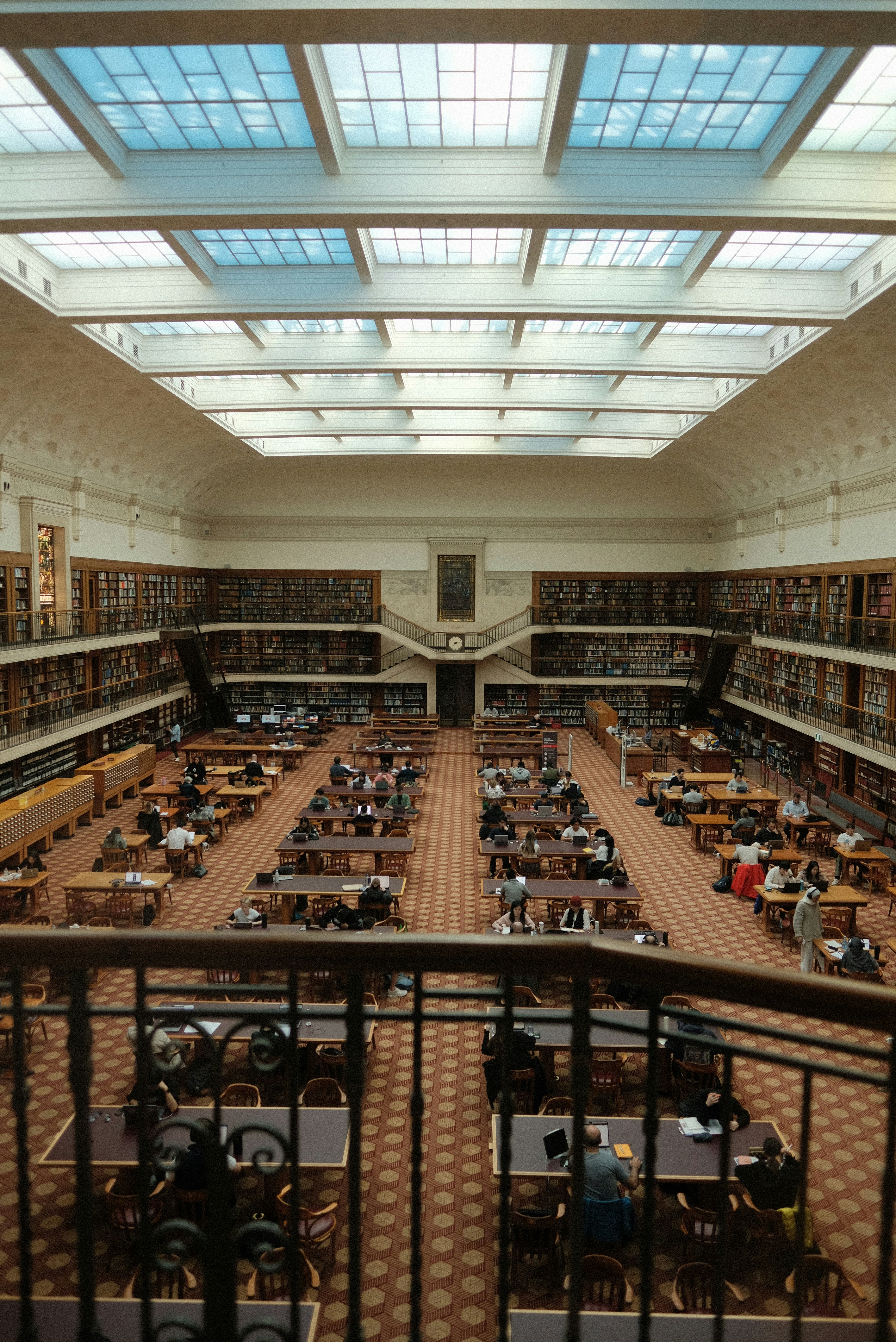 A large library filled with lots of books photo – Free State library of ...