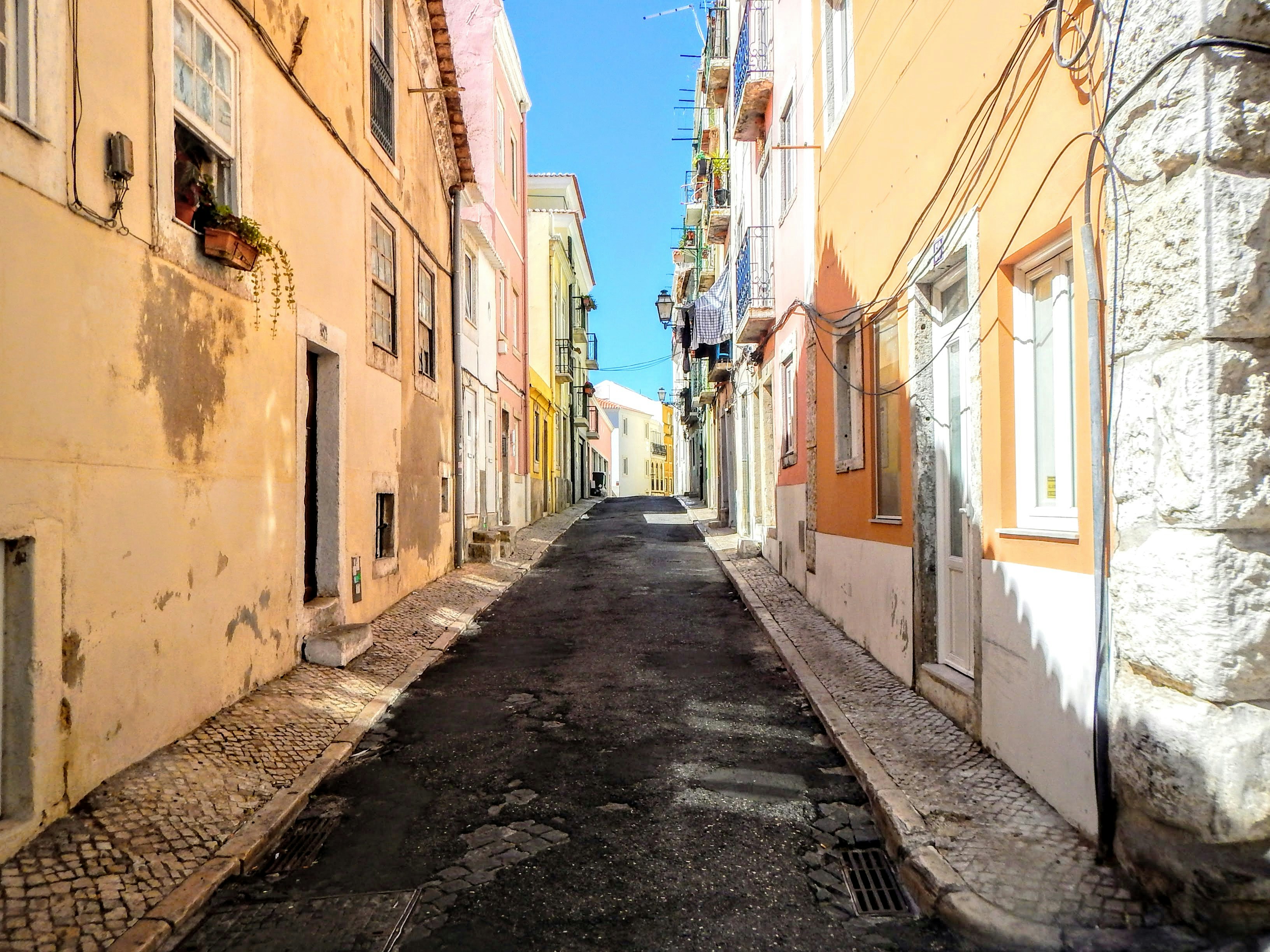 A narrow city street with buildings on both sides photo – Free Silves ...