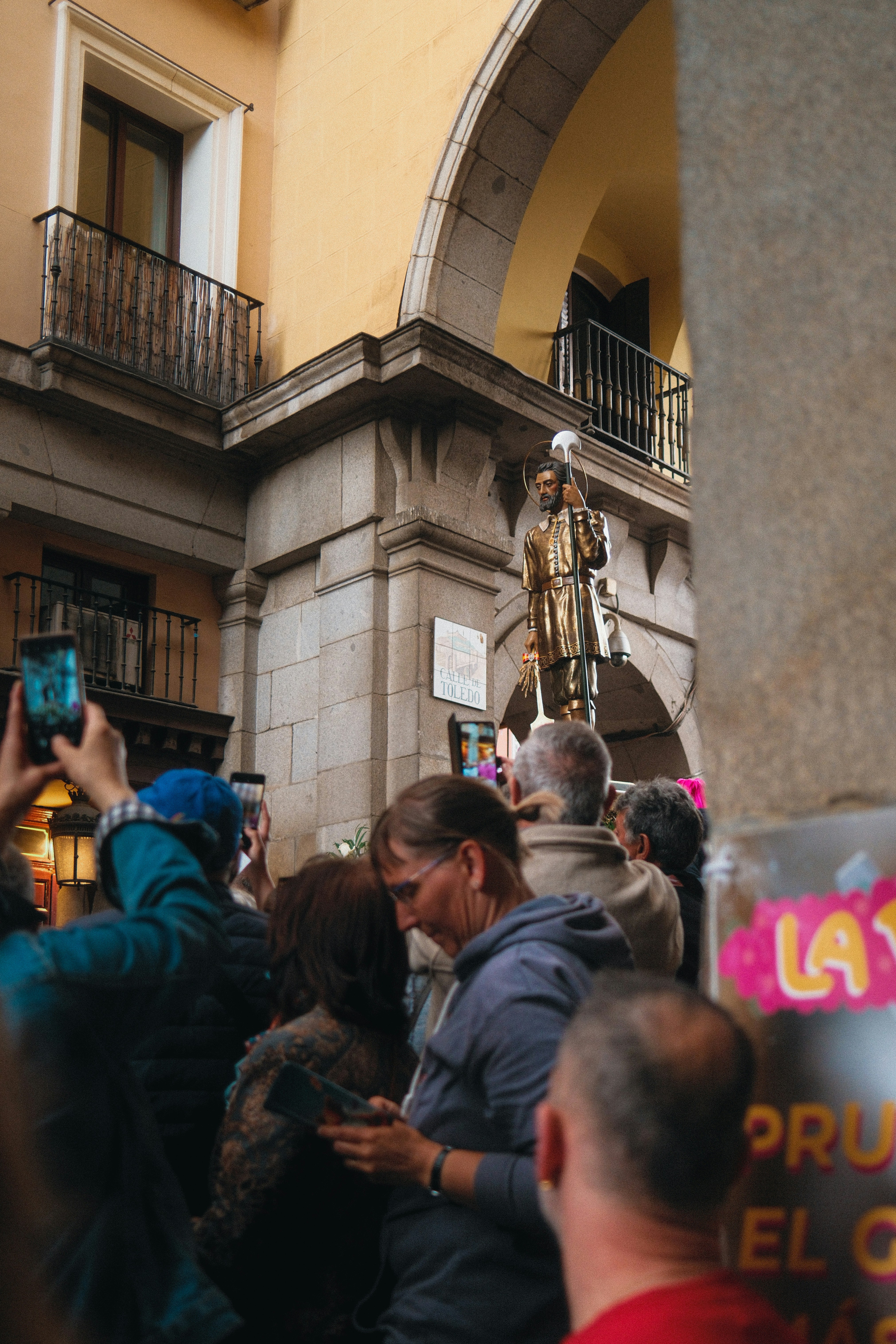 March through the Arch: Statues, Smartphones, and a City Crowd