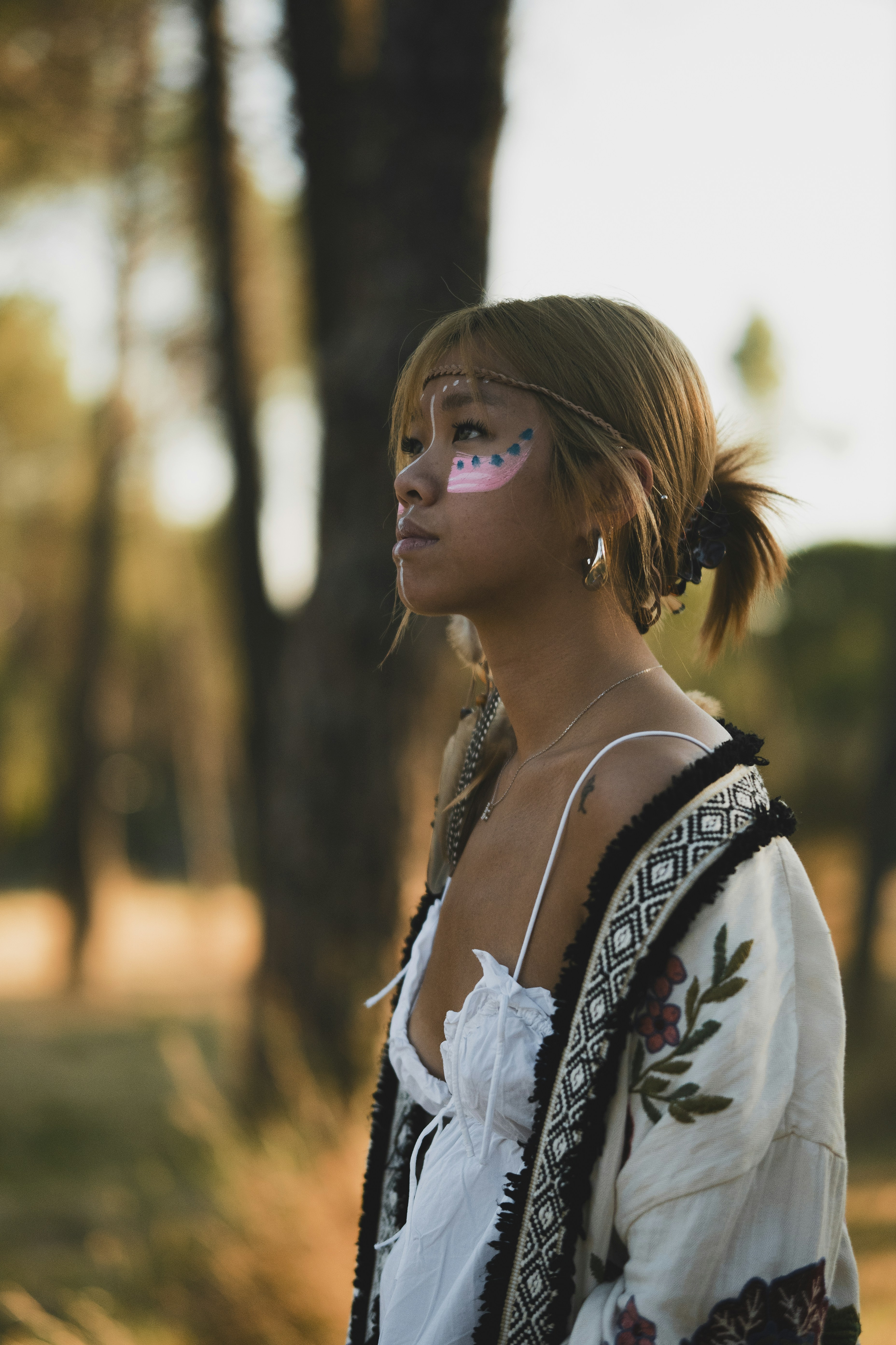 A woman with pink face paint standing in a park photo – Free España ...