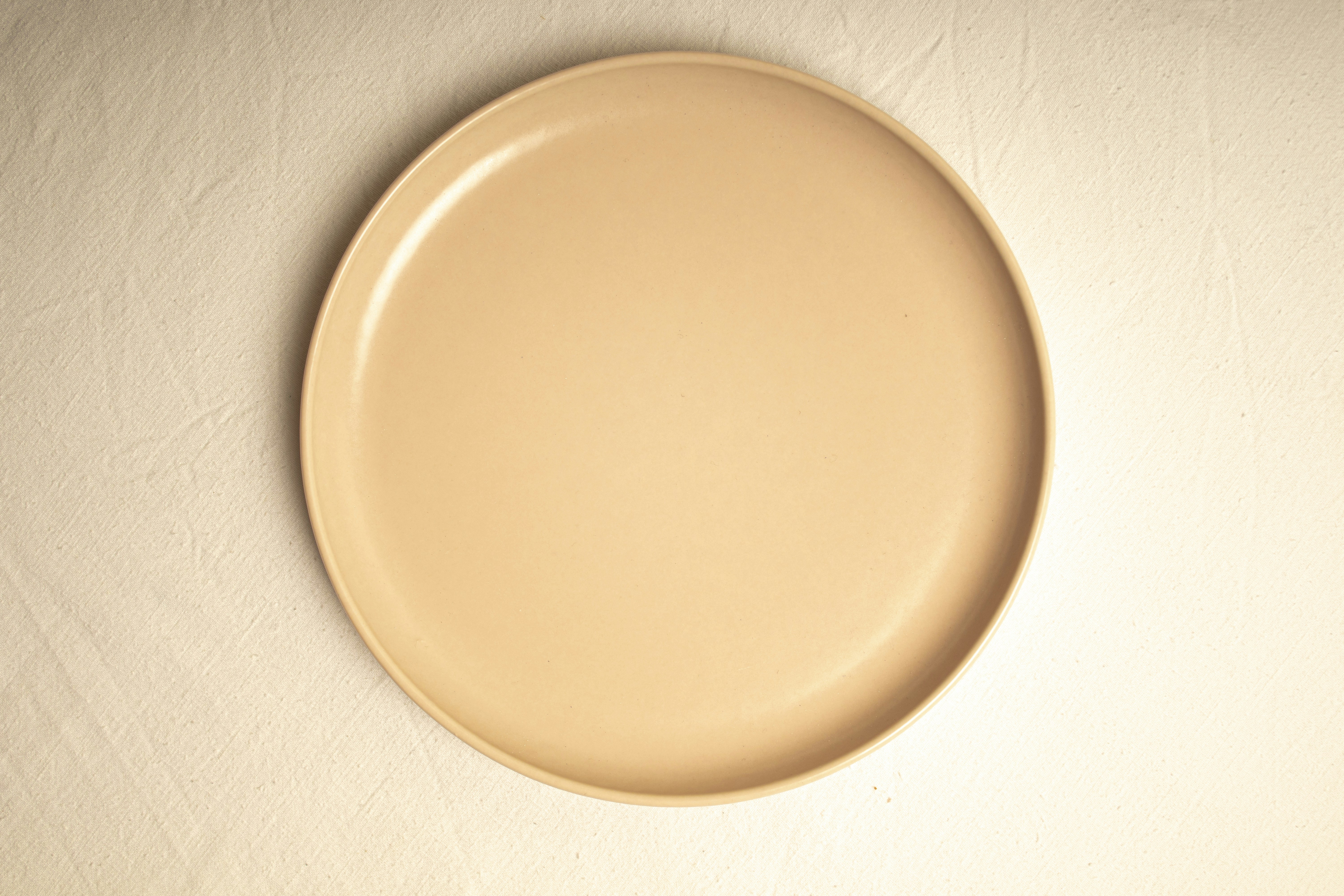 A white plate sitting on top of a table photo – Free Food Image on Unsplash