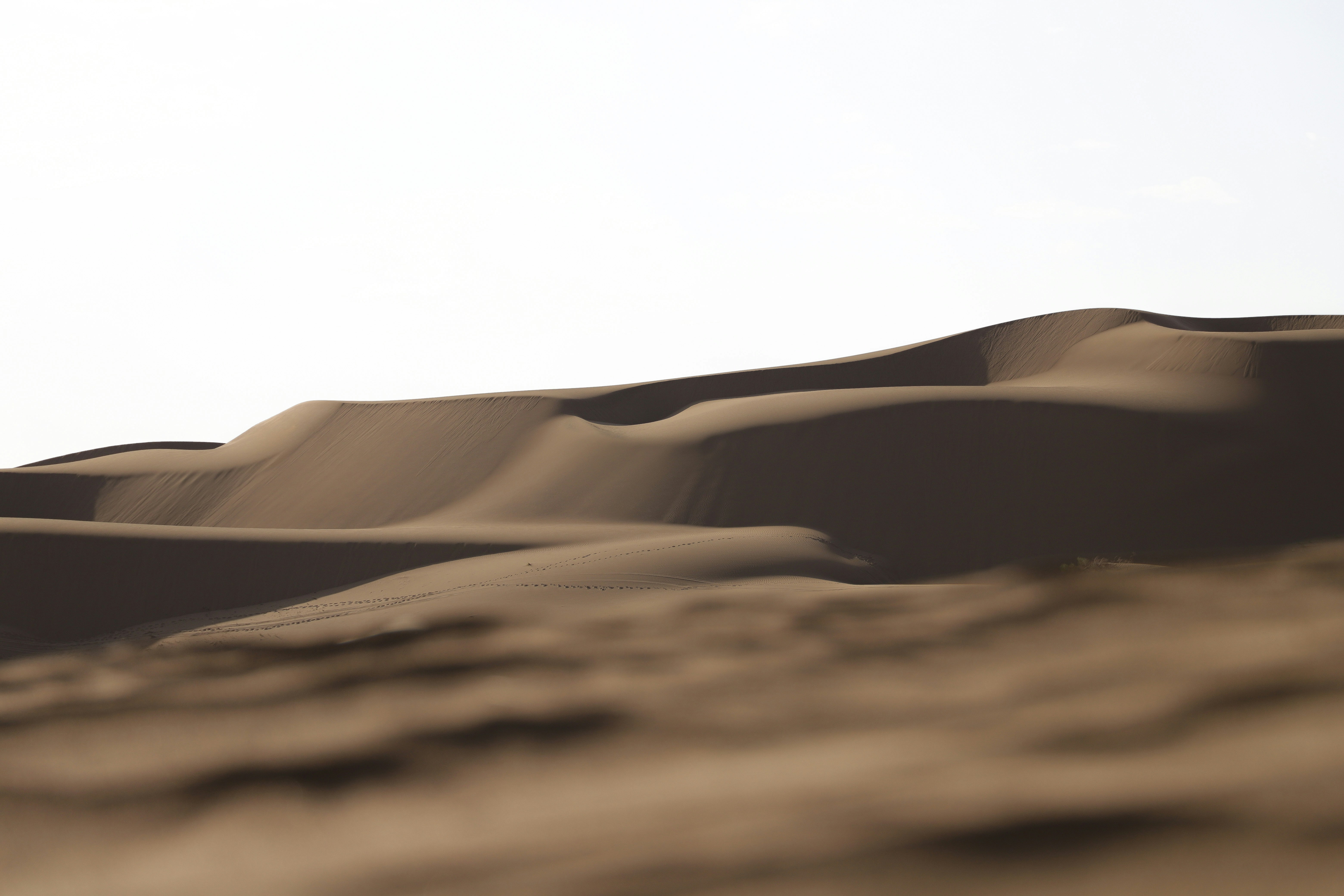 A blurry photo of a desert with sand dunes photo – Free Outdoors Image ...