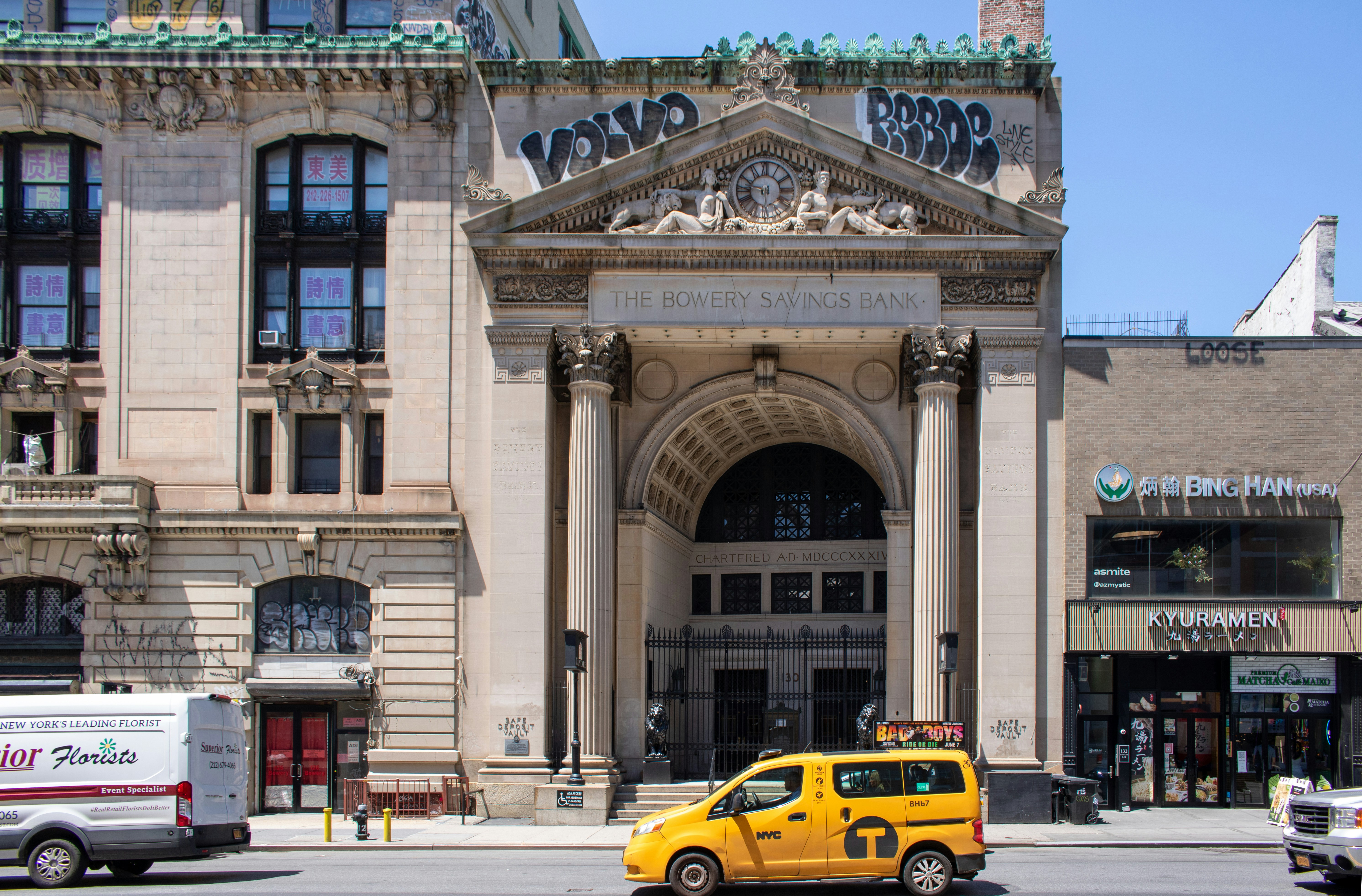 Un taxi amarillo está aparcado frente a un gran edificio foto – Imagen de Nueva York gratuita en ...