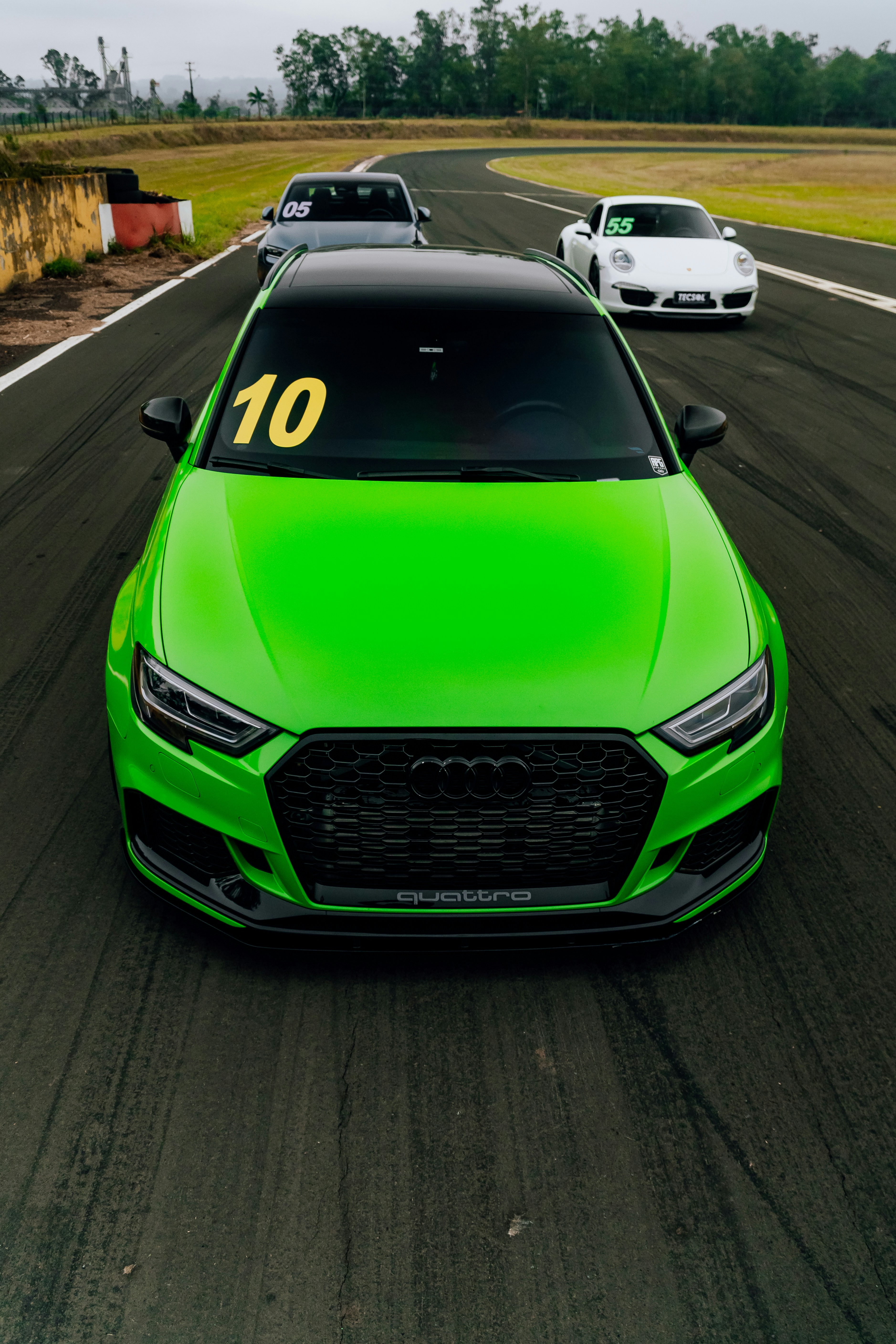 A green car driving down a race track photo – Free Brasil Image on Unsplash