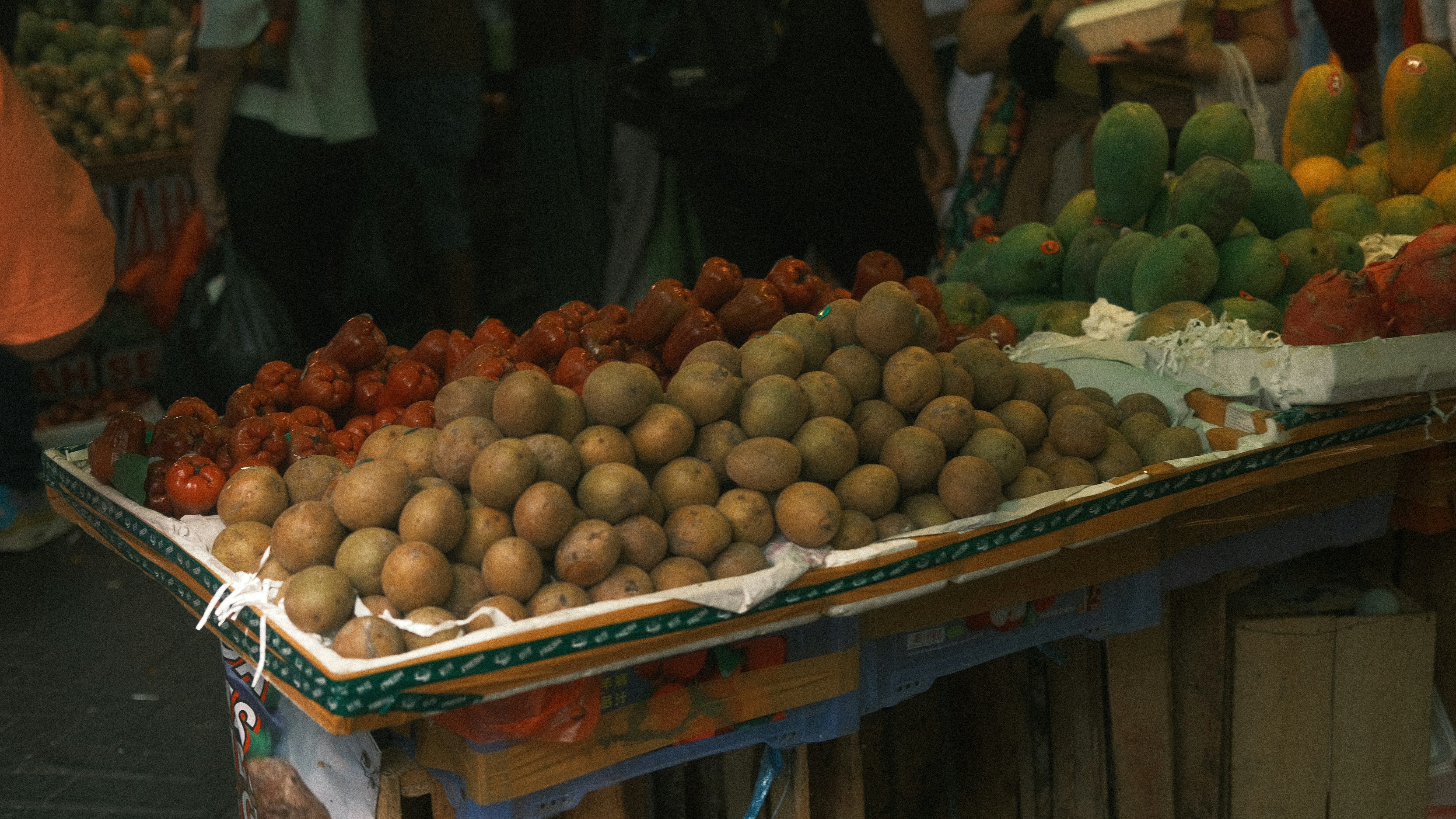 Streetside Kiwi Pyramid under Warm Market Glow
