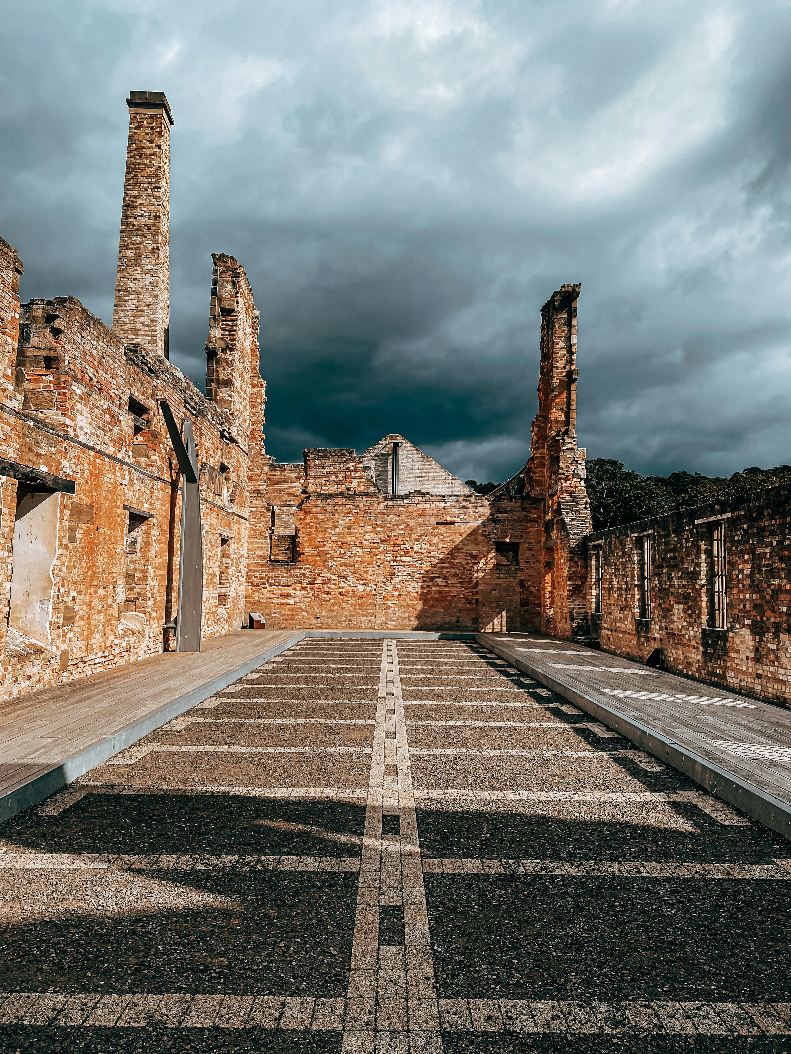 Un viejo edificio de ladrillo con un fondo de cielo foto – Imagen de ...