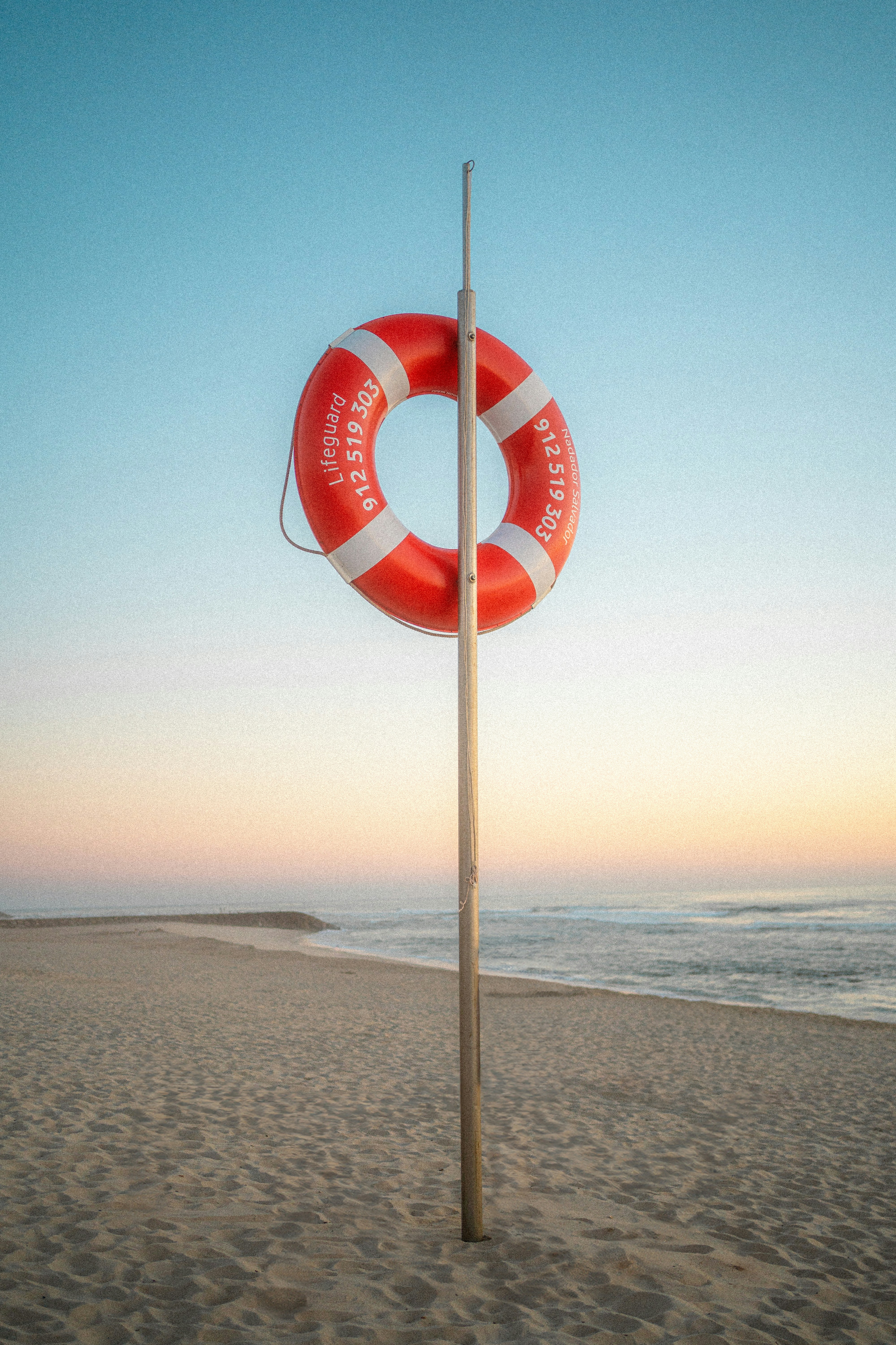 Ein Rettungsring an einer Stange am Strand Foto – Kostenloses Bild zum ...