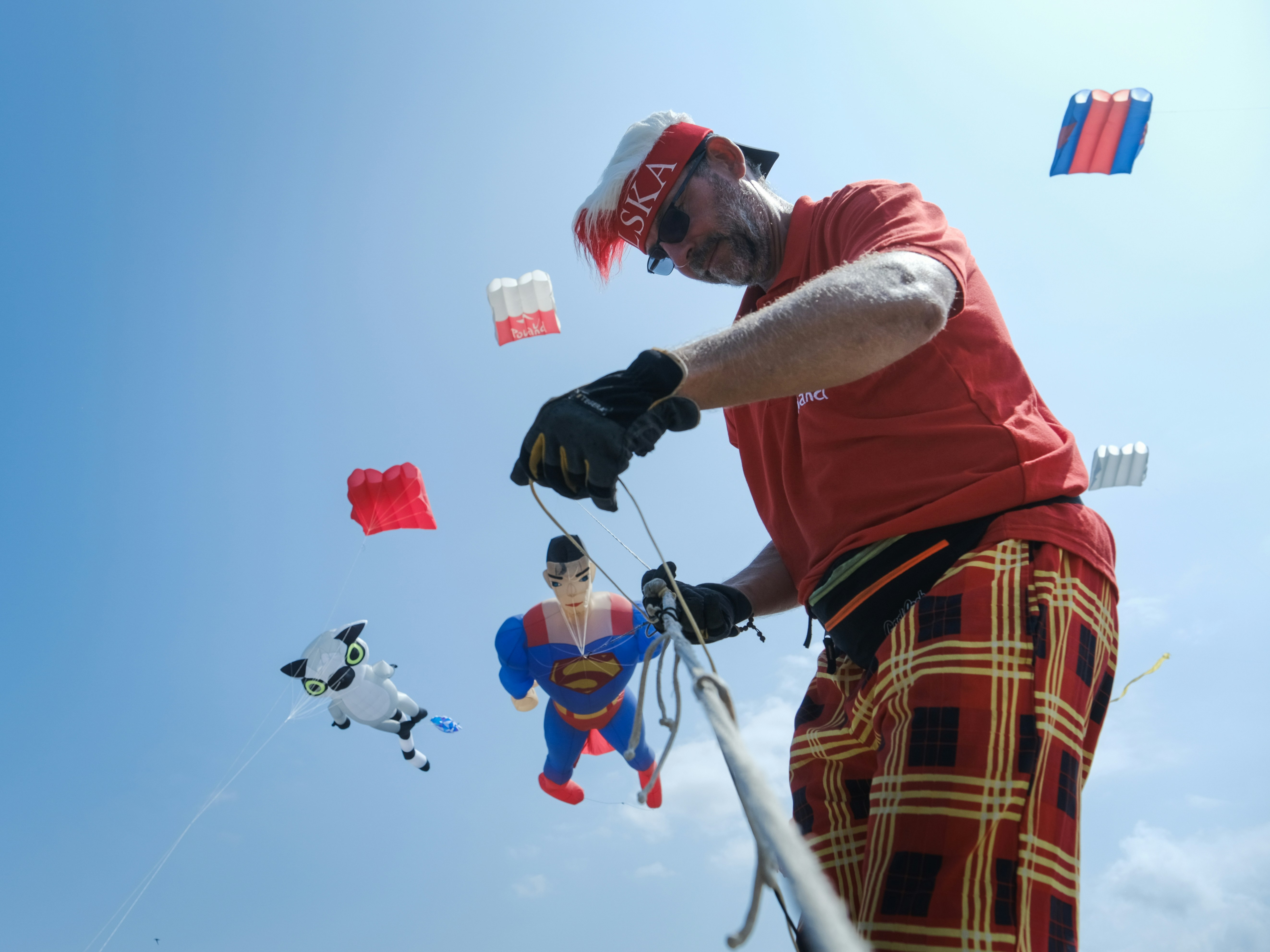 A man in a red shirt is flying a kite photo – Free Human Image on Unsplash