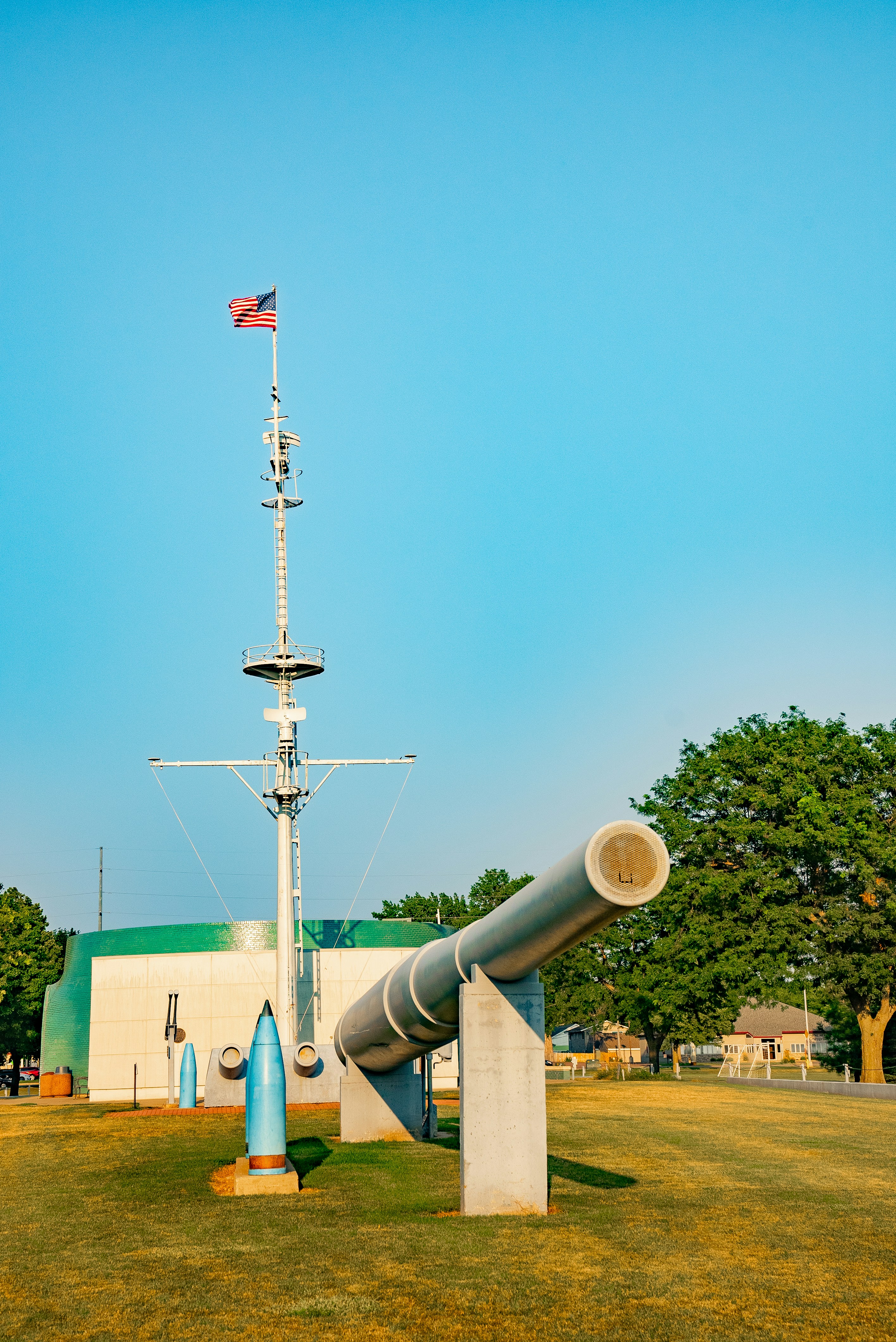 A large cannon sitting on top of a grass covered field photo – Free ...