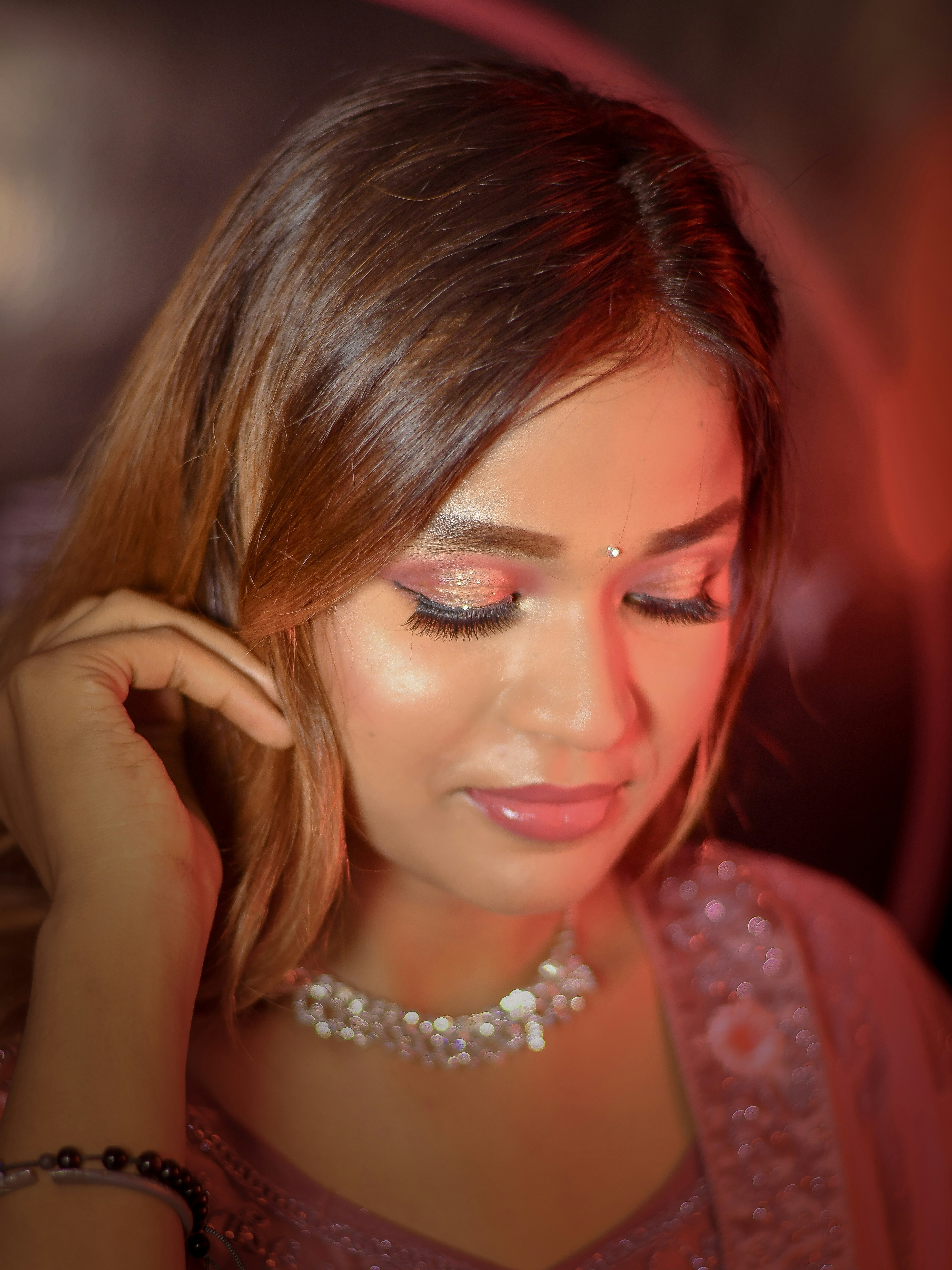 A woman wearing a necklace and a pearl necklace photo – Free Model girl ...