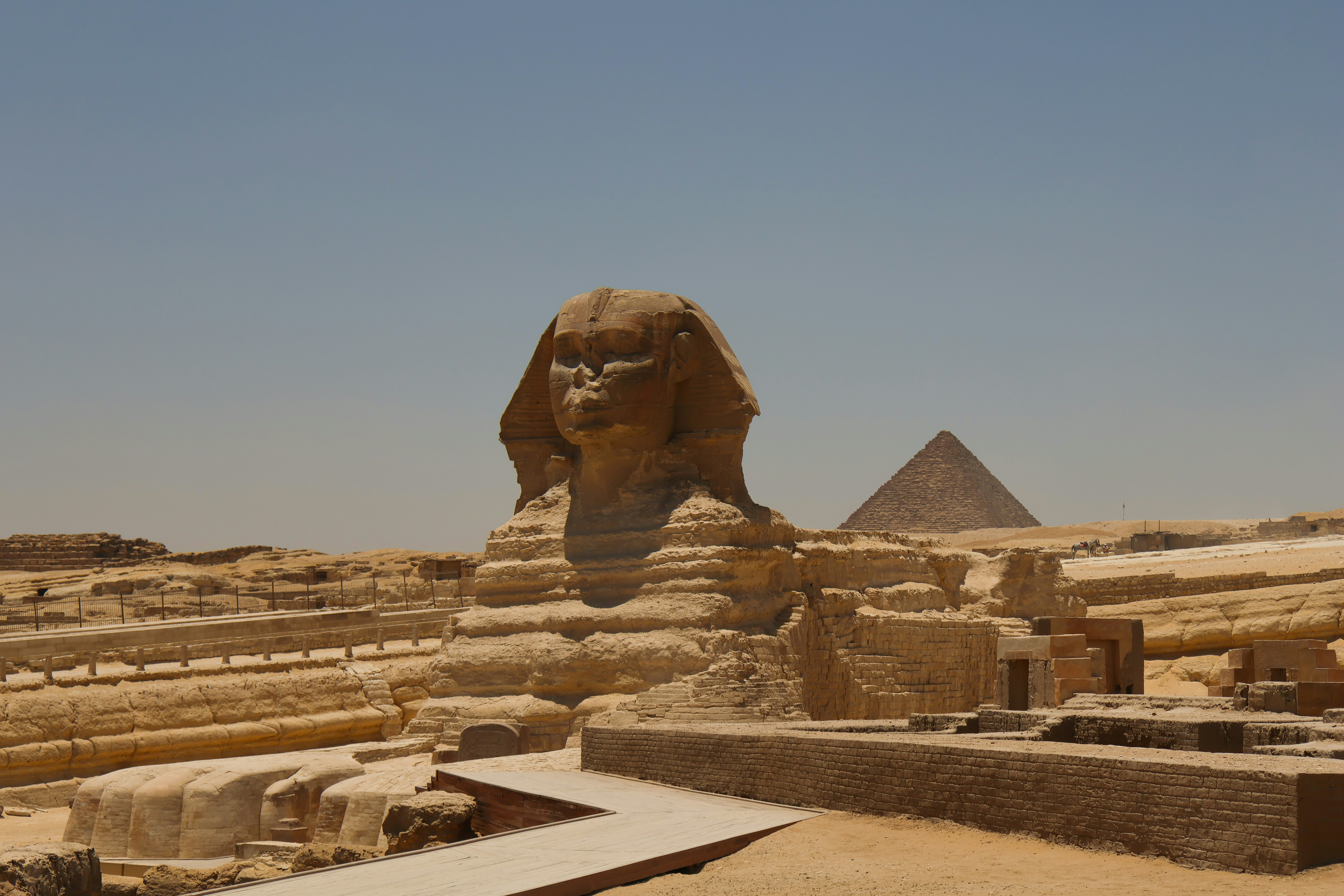A large sphinx statue in the middle of a desert photo – Free Giza ...