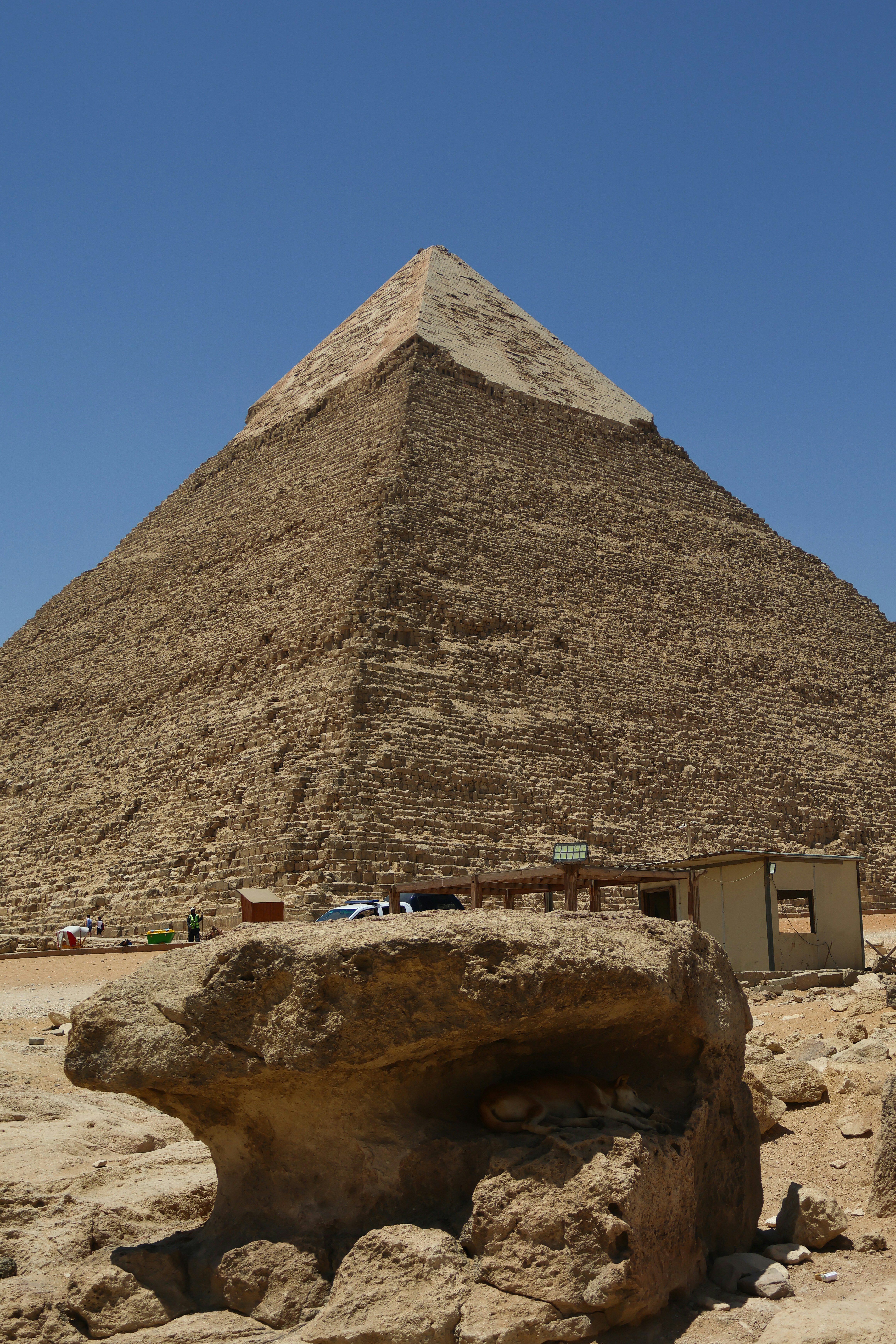 A very tall pyramid in the middle of a desert photo – Free Building ...