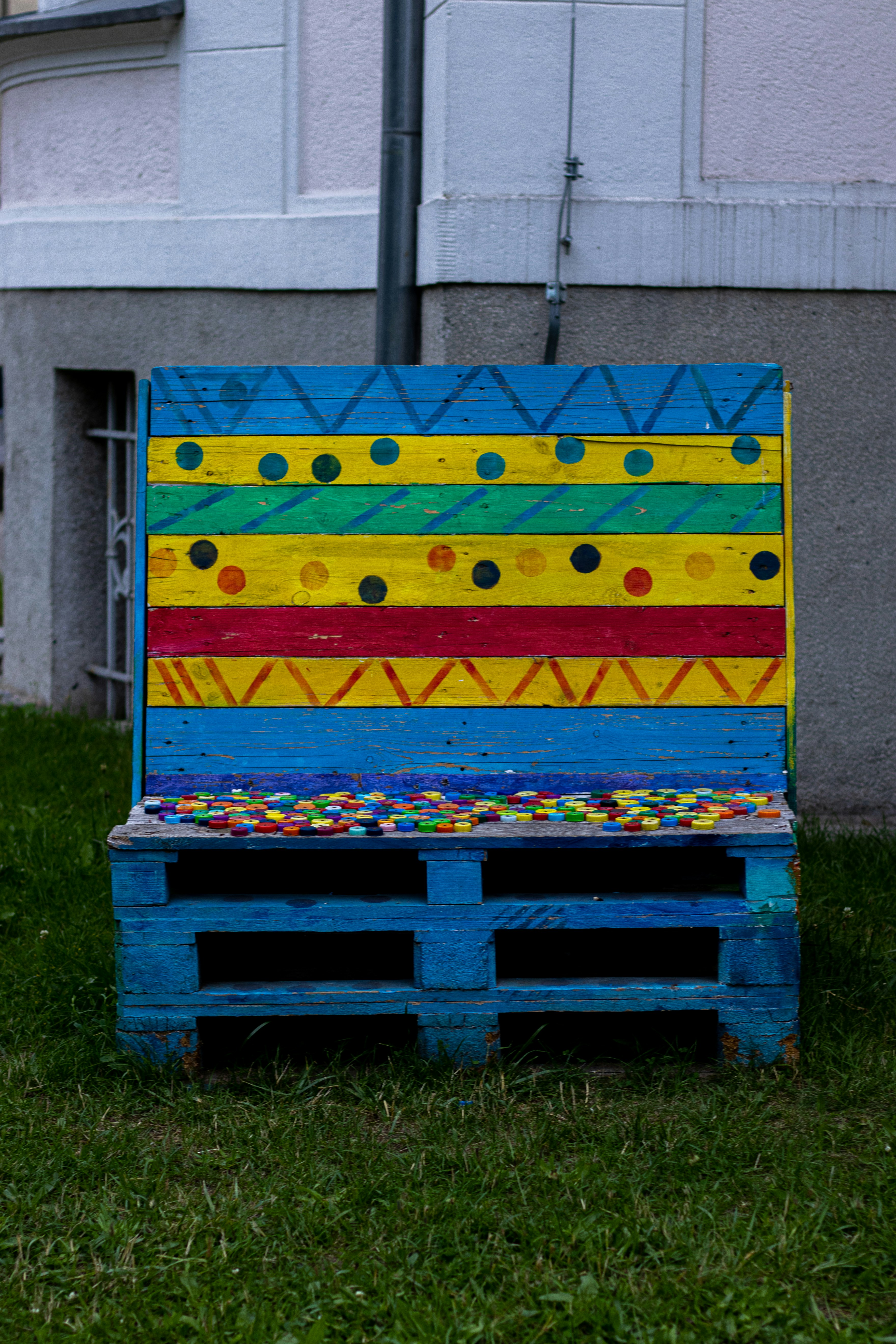 Striped Pallet Bench: A Playful Rainbow of Stripes and Dots