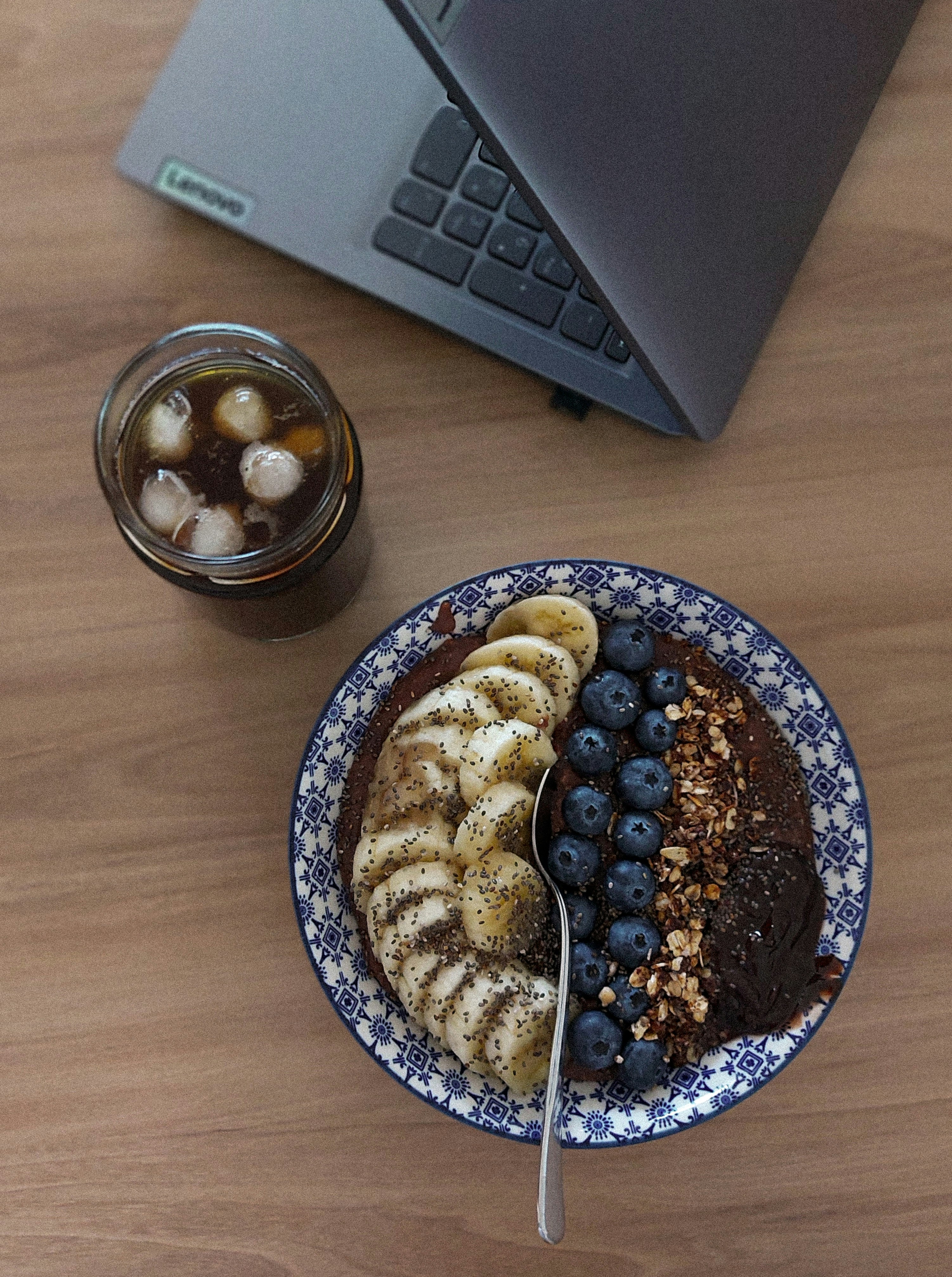 Deskbreakfast Moment: Chocolate Bowl and Laptop Slice