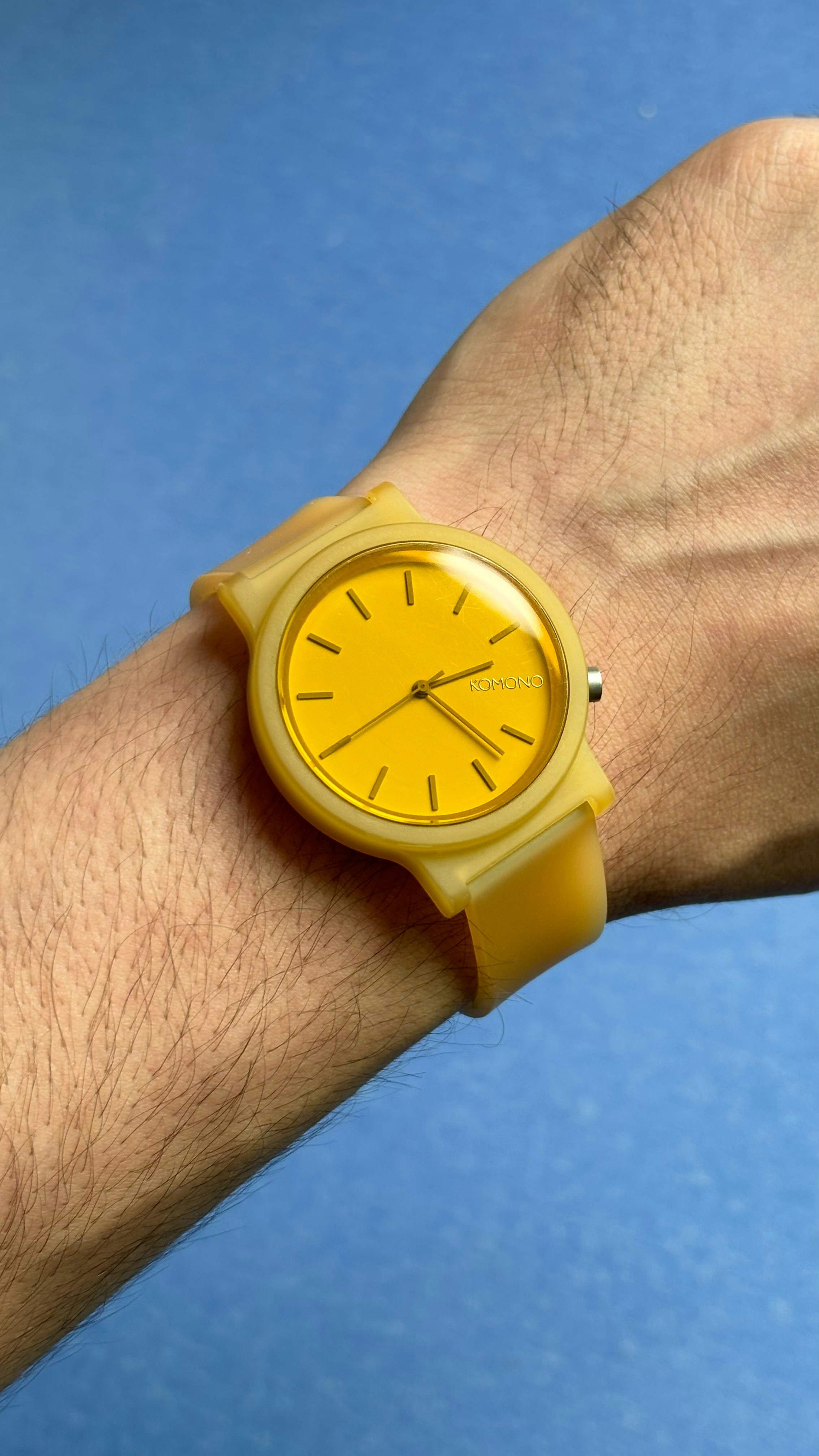 A person wearing a yellow watch on their wrist photo – Free Wristwatch ...