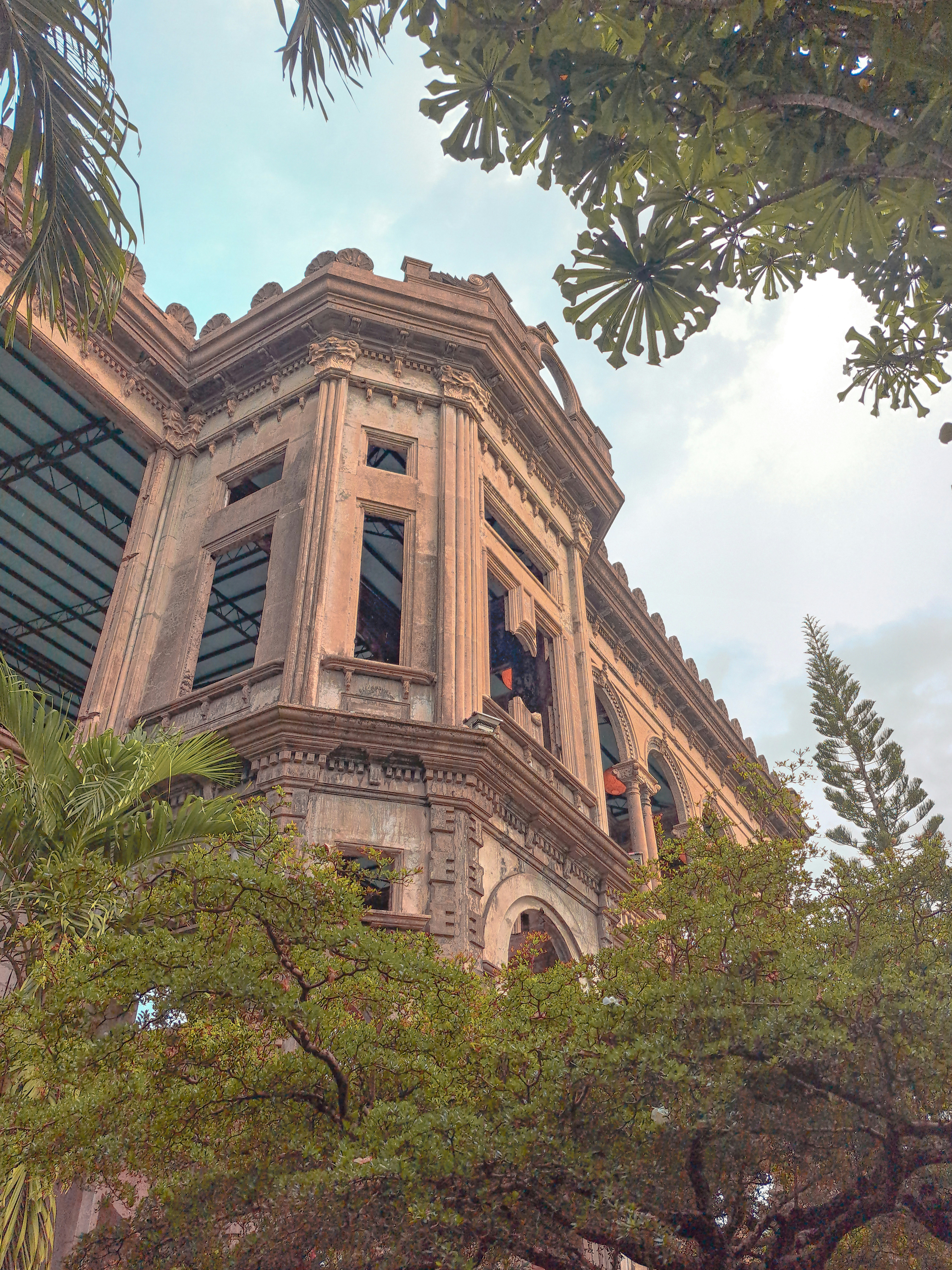 Cornered grandeur: a neoclassical façade framed by tropical greens