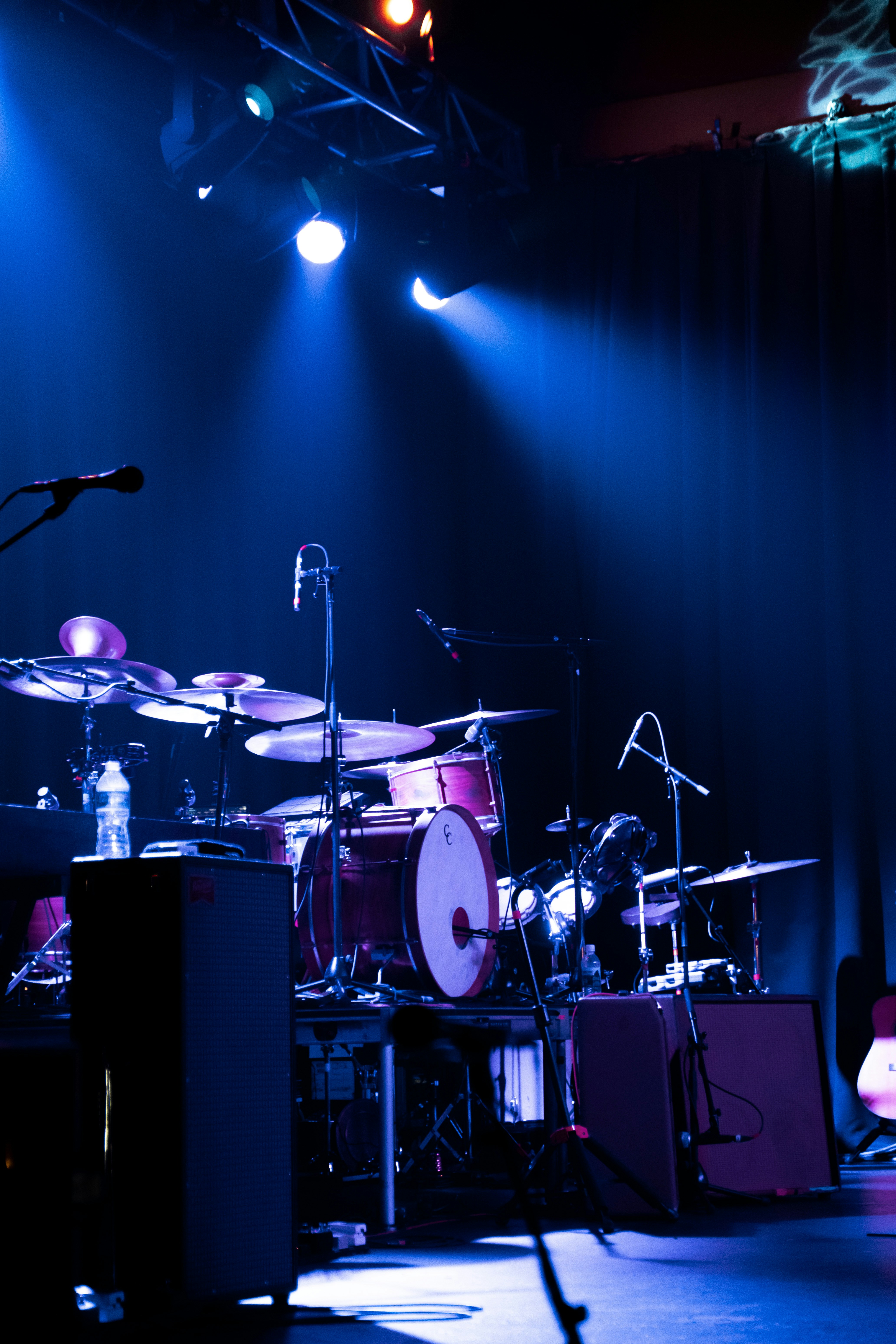 Una banda tocando en un escenario en un concierto foto – Imagen de ...