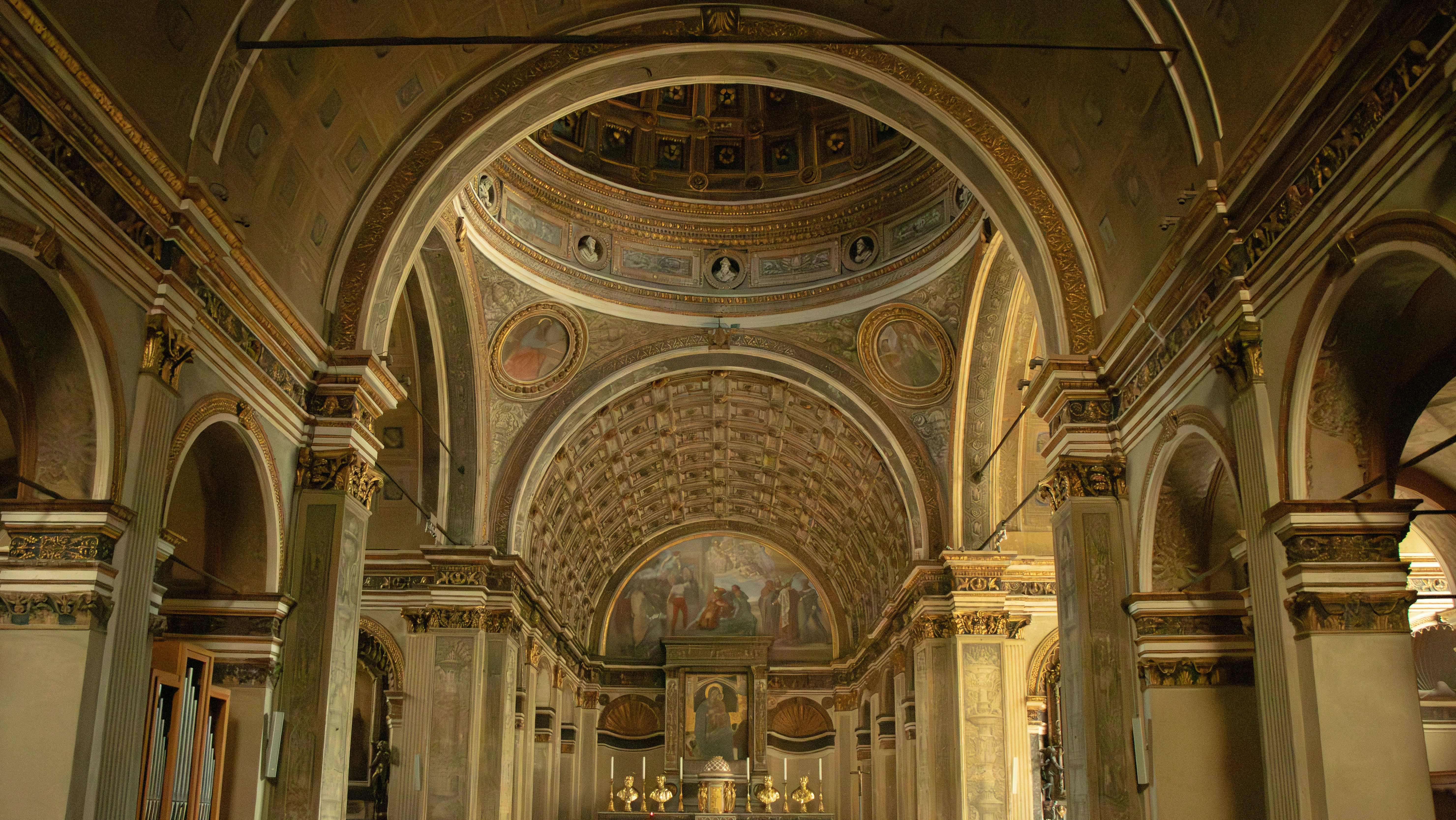 A church with a very tall ceiling and a bunch of pews photo – Free ...