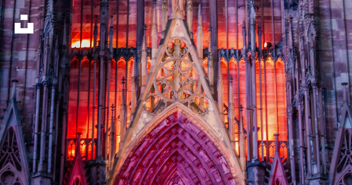 Un Edificio Muy Alto Con Una Torre Muy Alta Foto Imagen De Catedral