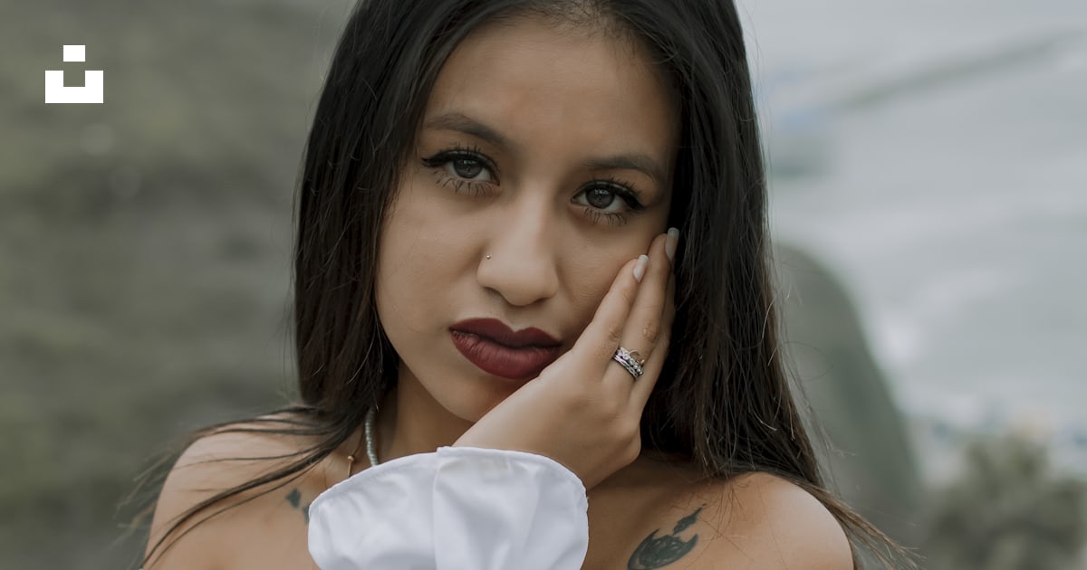 Una Mujer Posando Para Una Foto Con Las Manos En La Cara Foto Imagen
