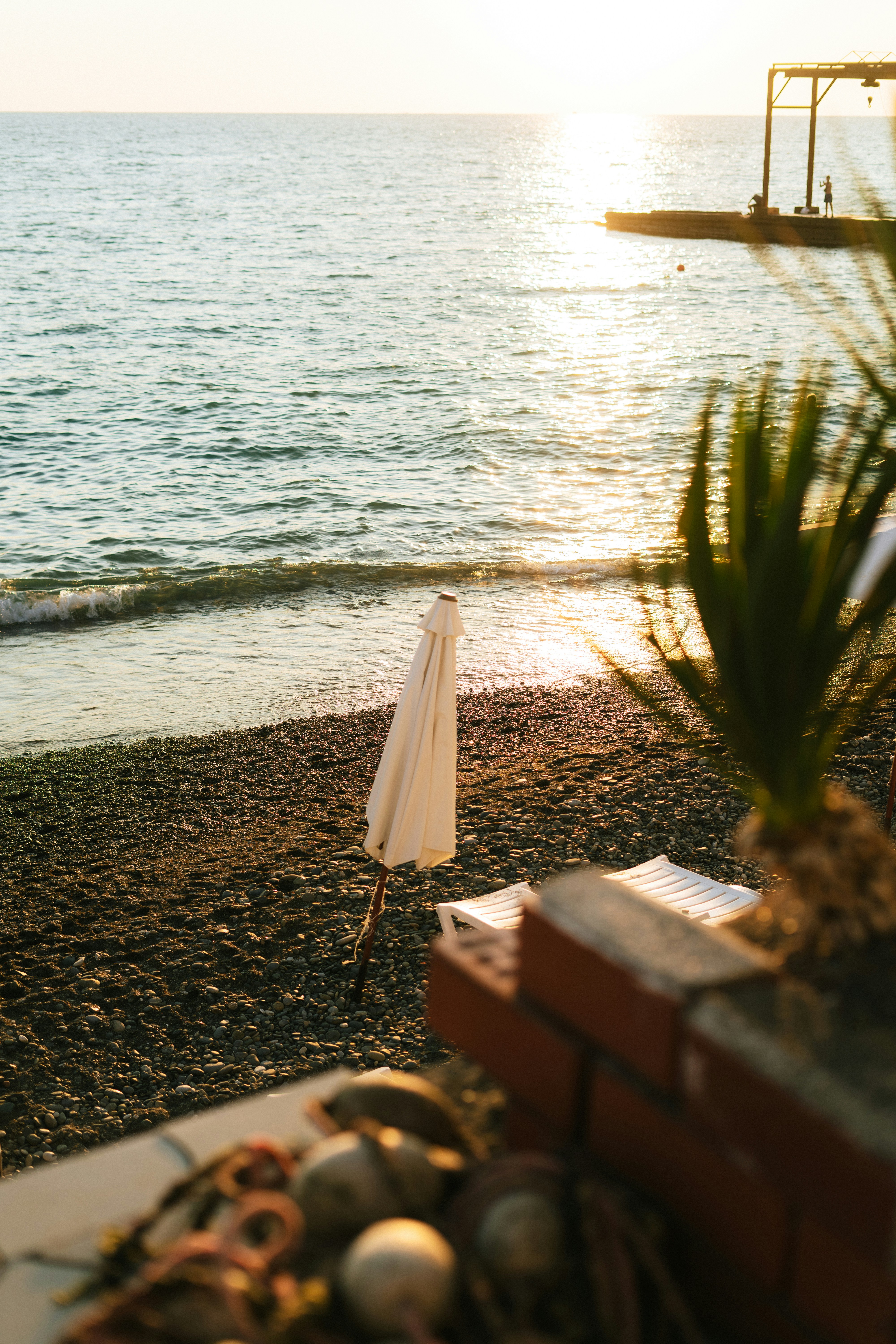 Un parasol blanc posé sur une plage à côté de l’océan photo – Image ...