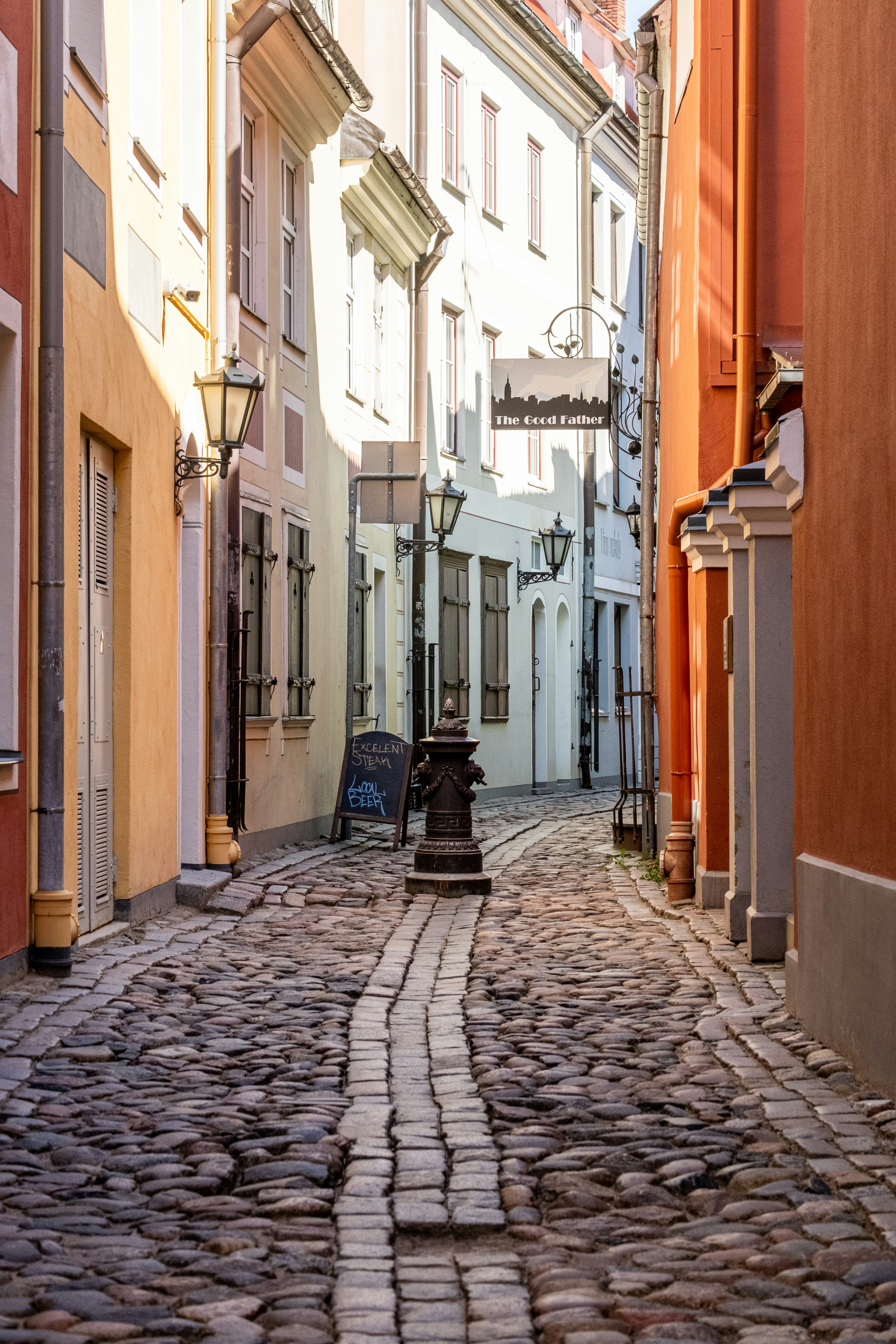 A cobblestone street in a european city photo – Free Riga Image on Unsplash