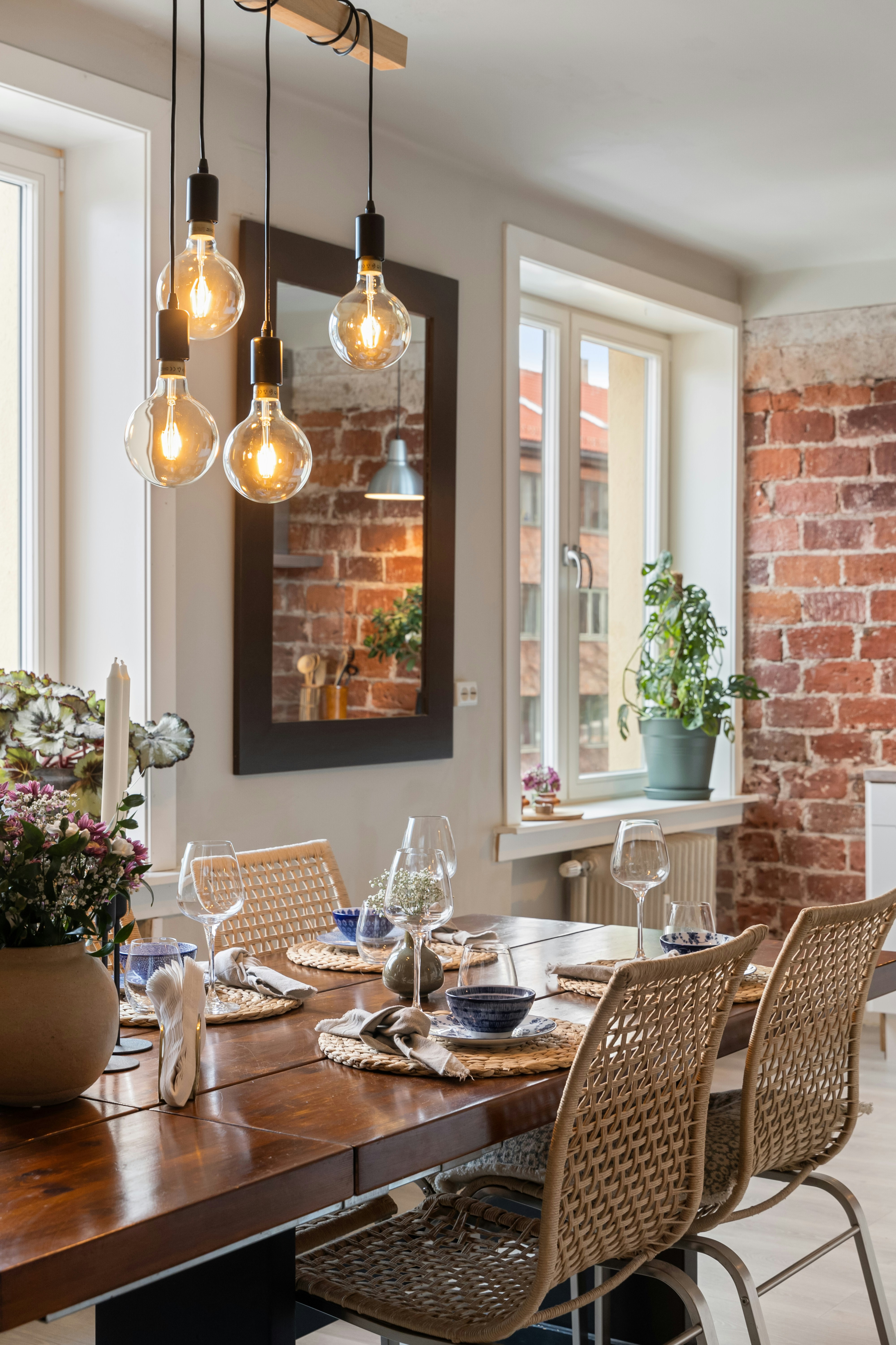 A dining room with a table and chairs photo – Free Table Image on Unsplash