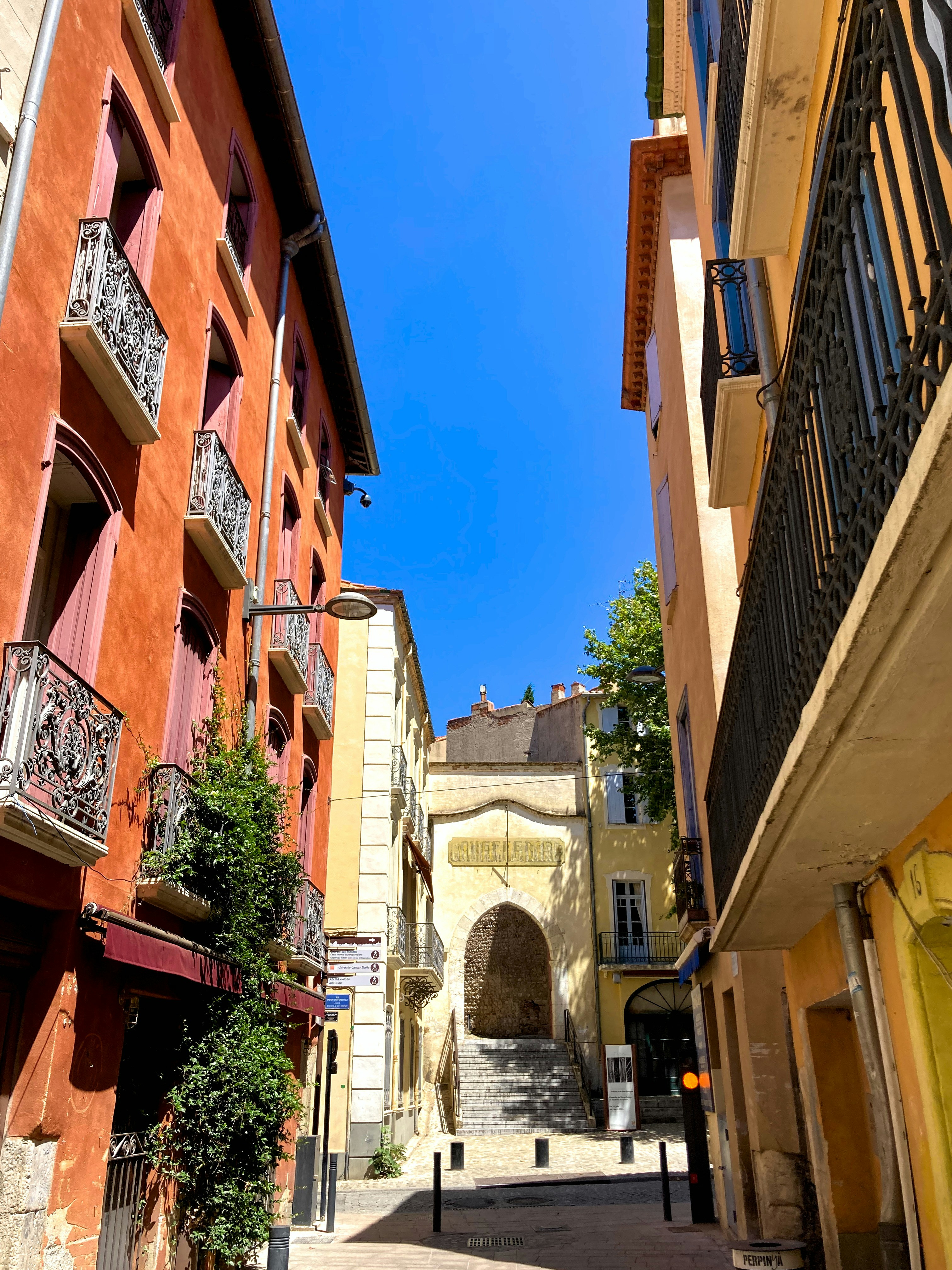 A narrow city street with buildings on both sides photo – Free ...