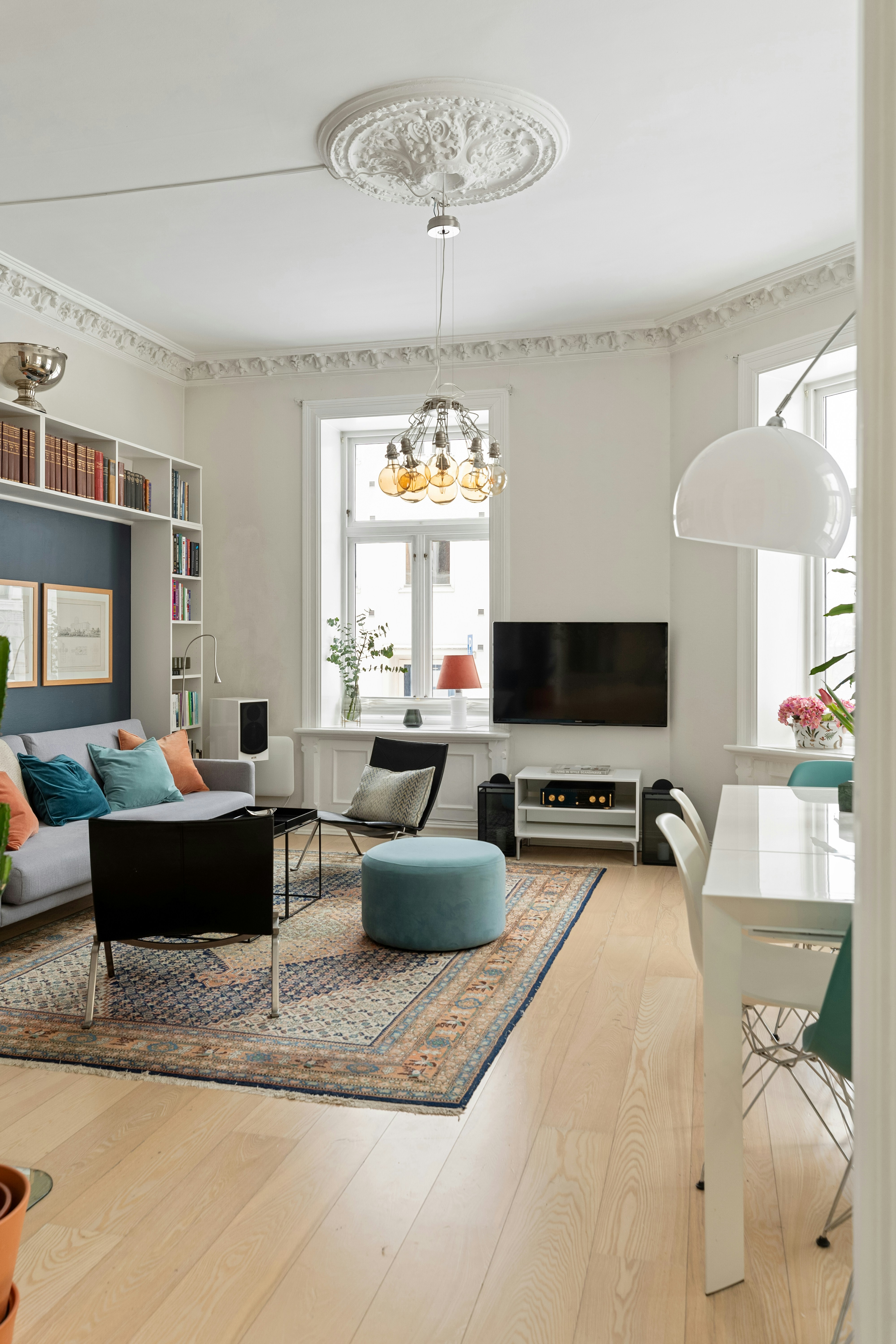 A living room filled with furniture and a flat screen TV photo – Free ...