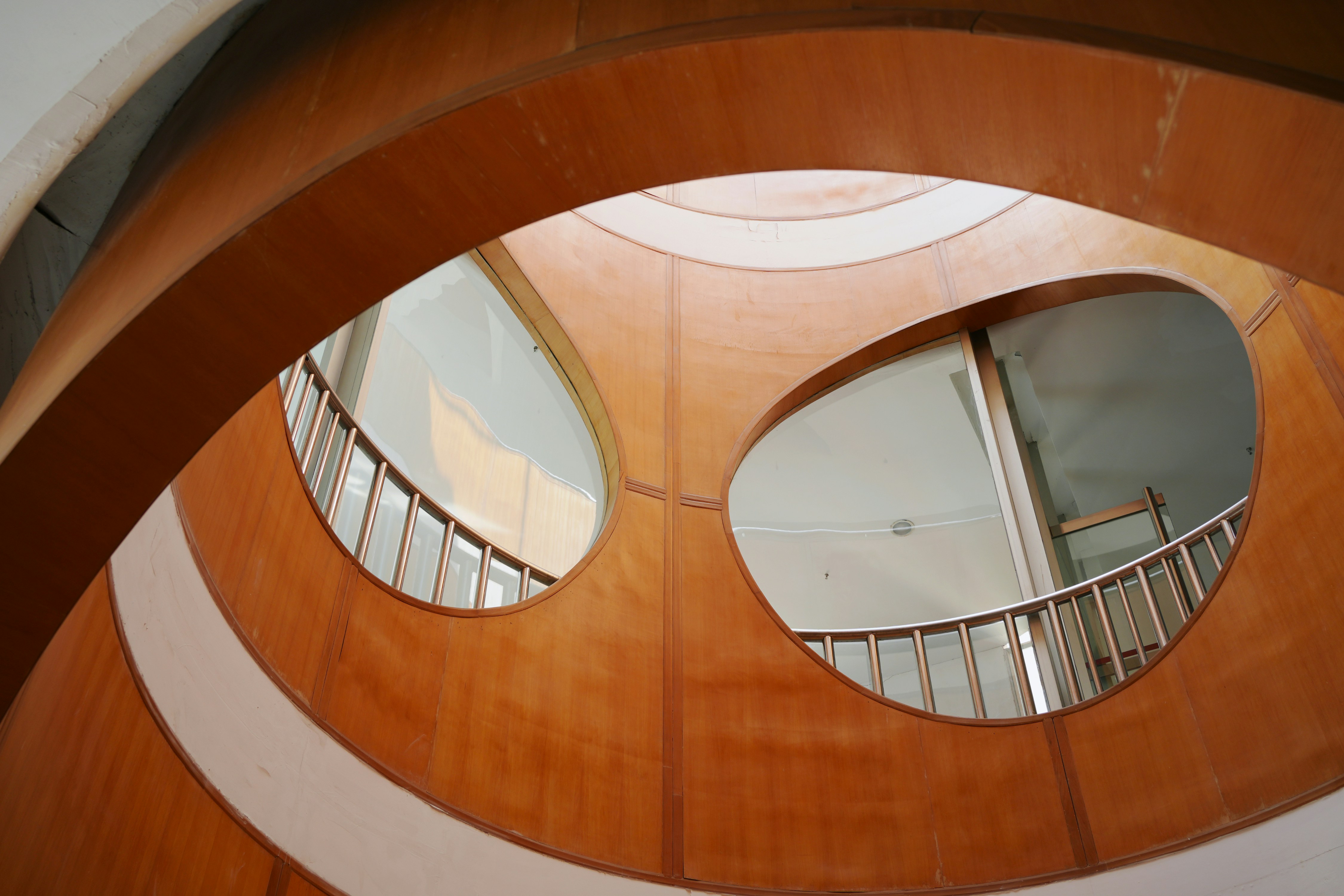 Une porte circulaire avec un escalier en colimaçon au centre photo ...