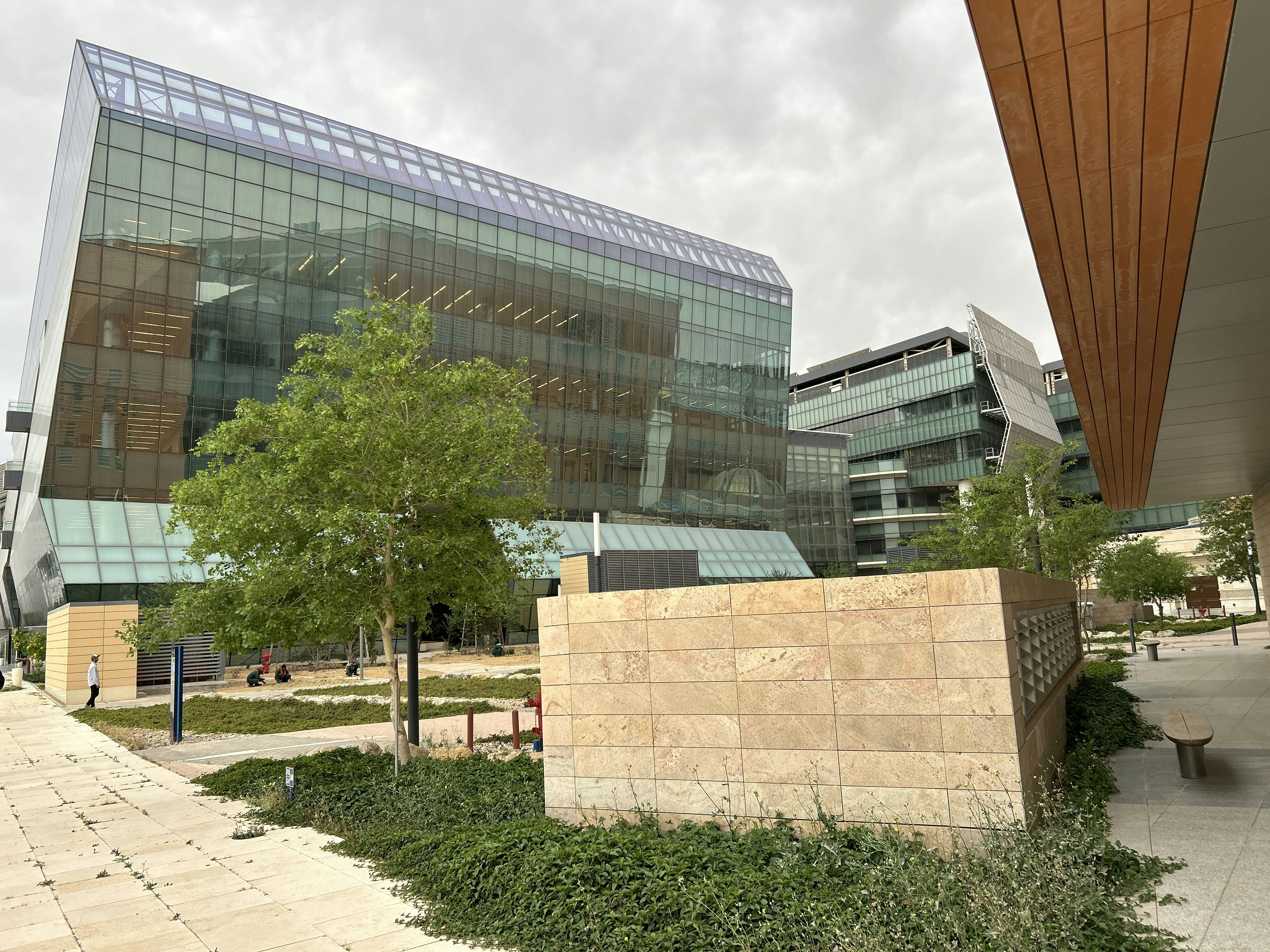 Glass Facade and Green Courtyard: A Modern Campus Between Architecture and Nature
