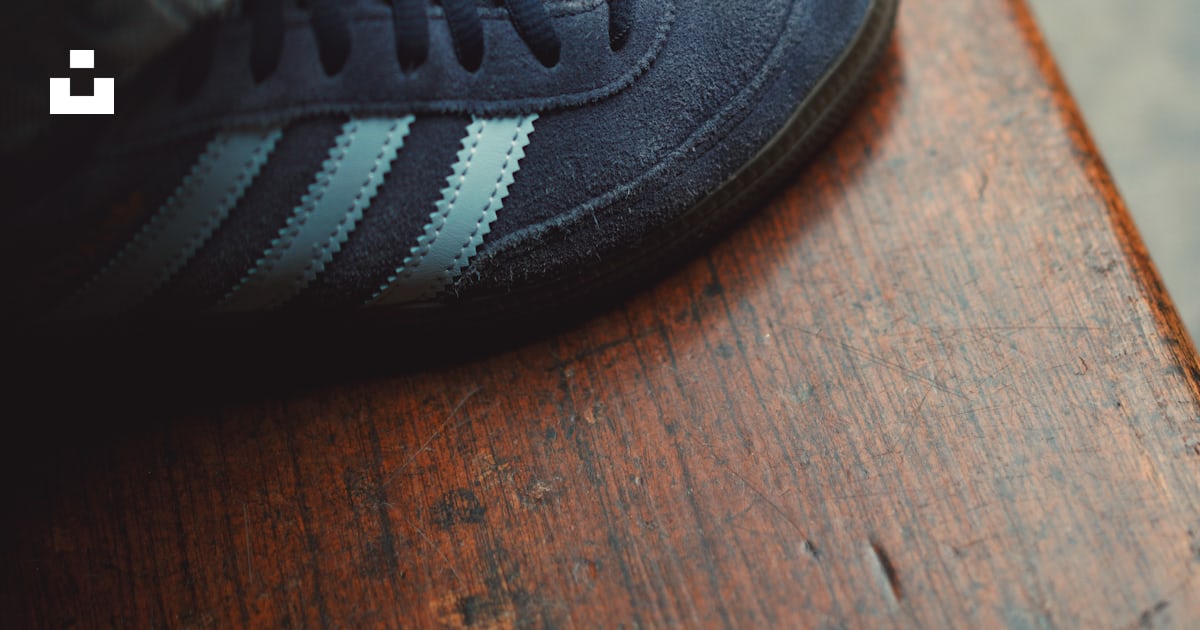 Los Pies De Una Persona En Un Banco De Madera Foto Imagen De Zapato