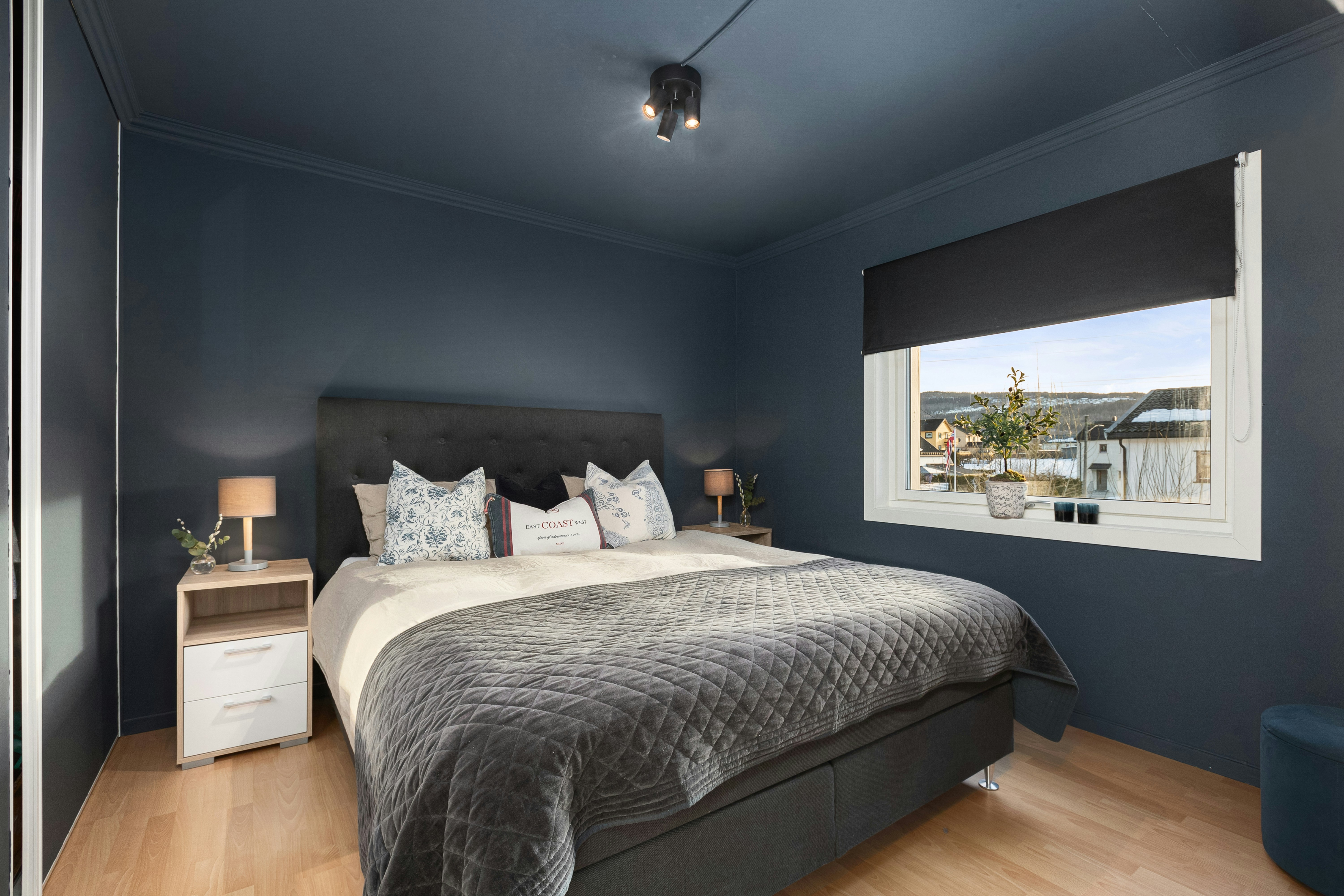 A bedroom with blue walls and a large bed photo – Free Interior design ...