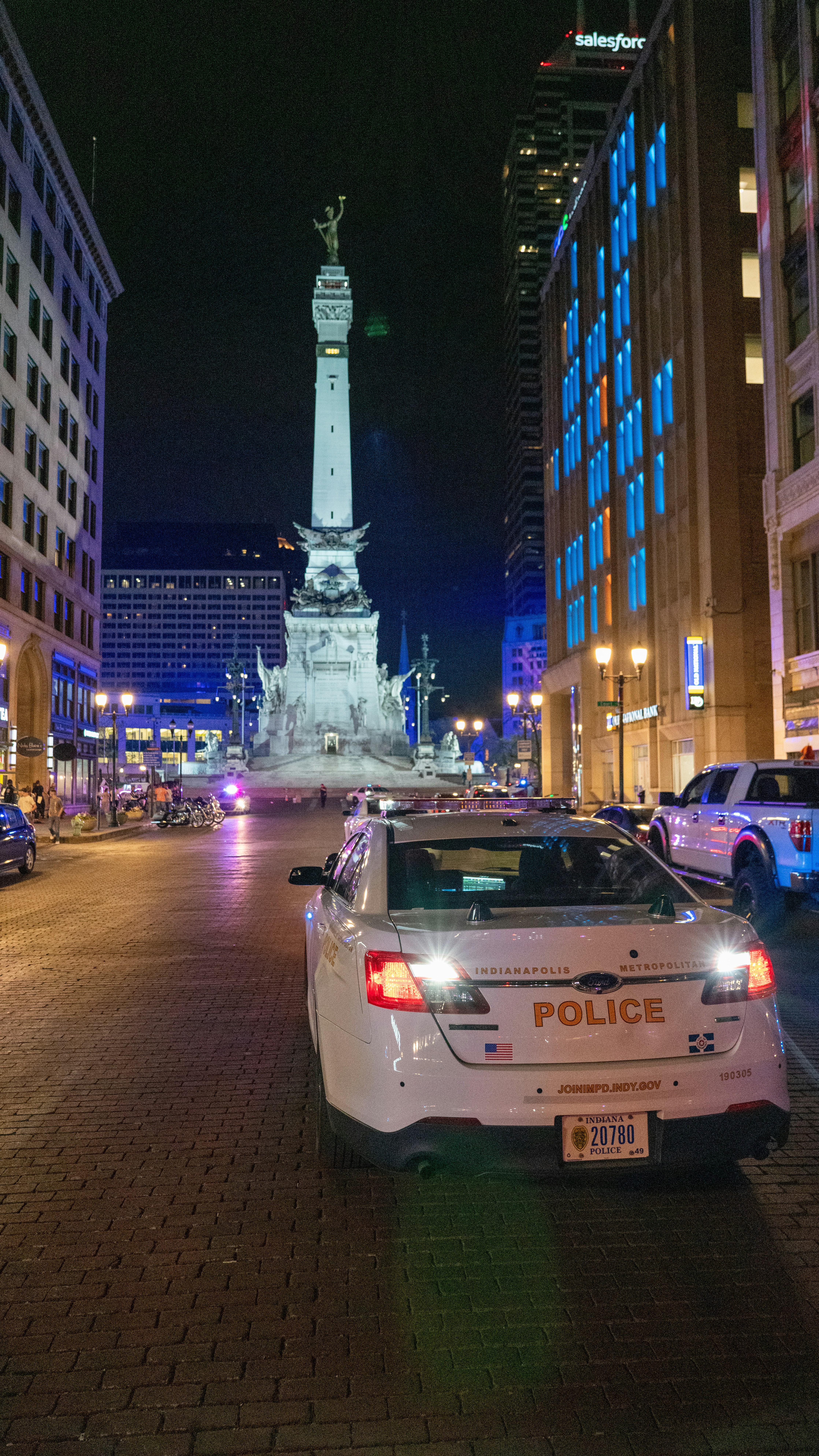 Sirens in a City Nacht: A Police Car En Route Toward the Monument