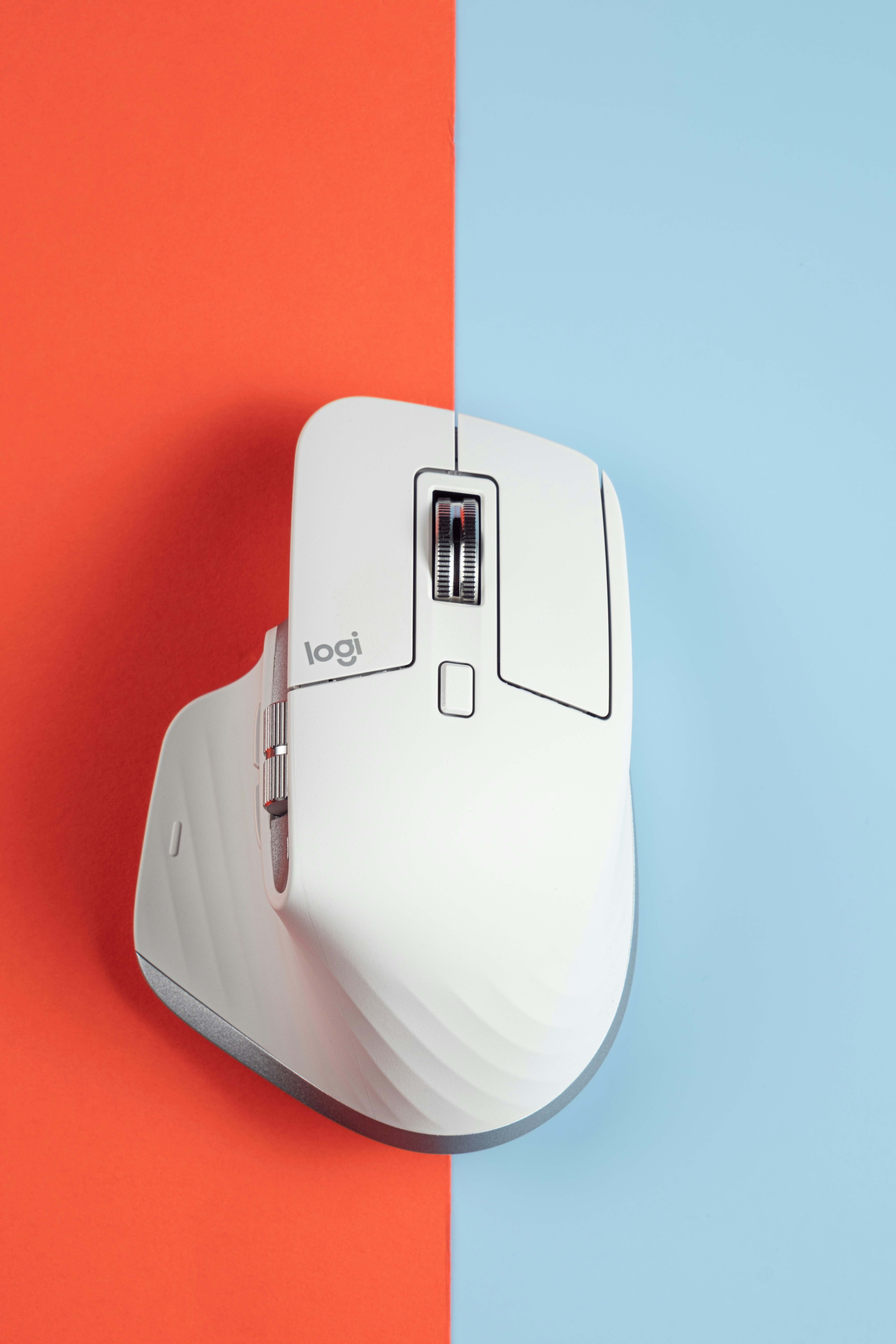 A computer mouse sitting on top of a blue and red wall photo – Free Mx ...