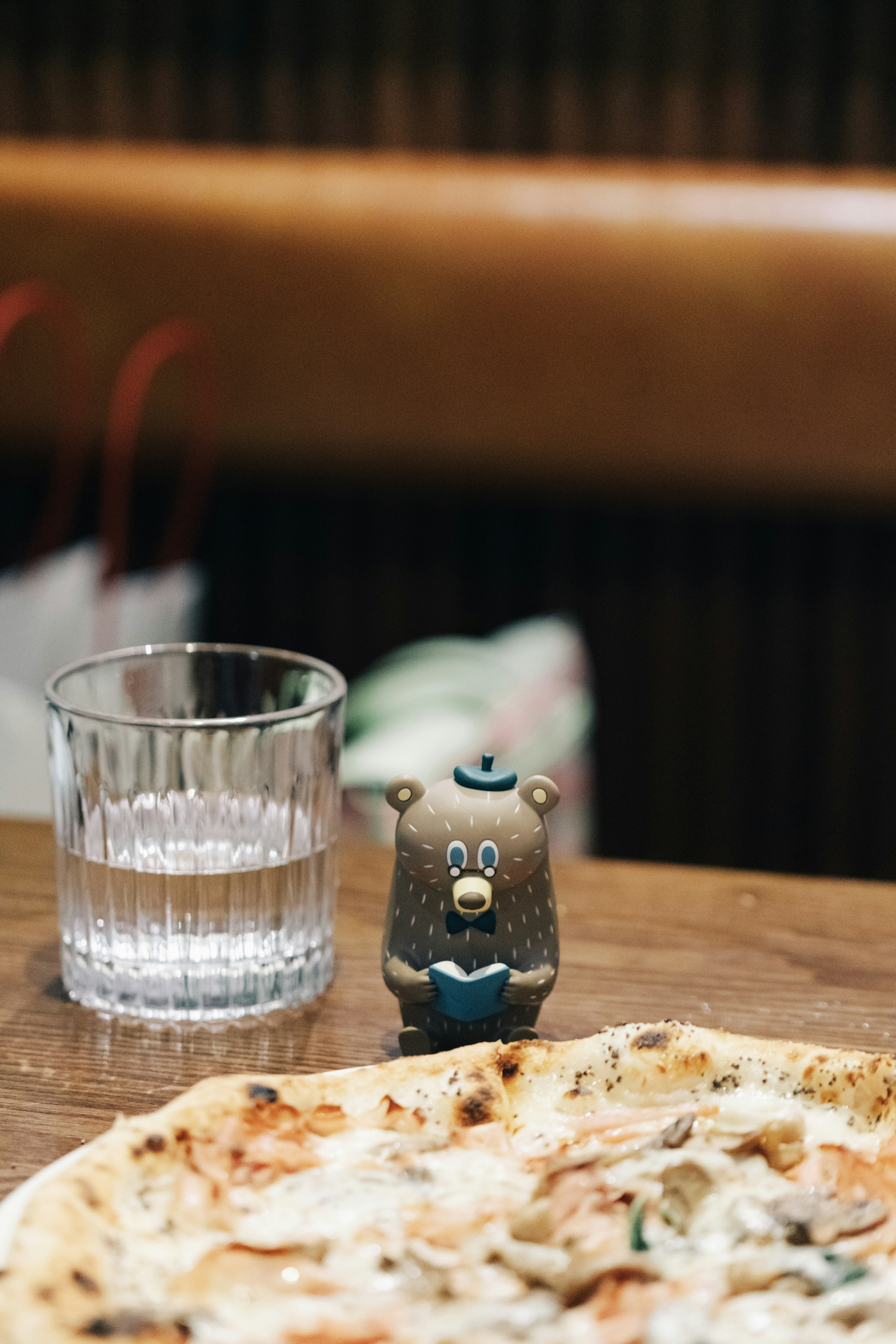 A close up of a pizza on a table photo – Free Food Image on Unsplash