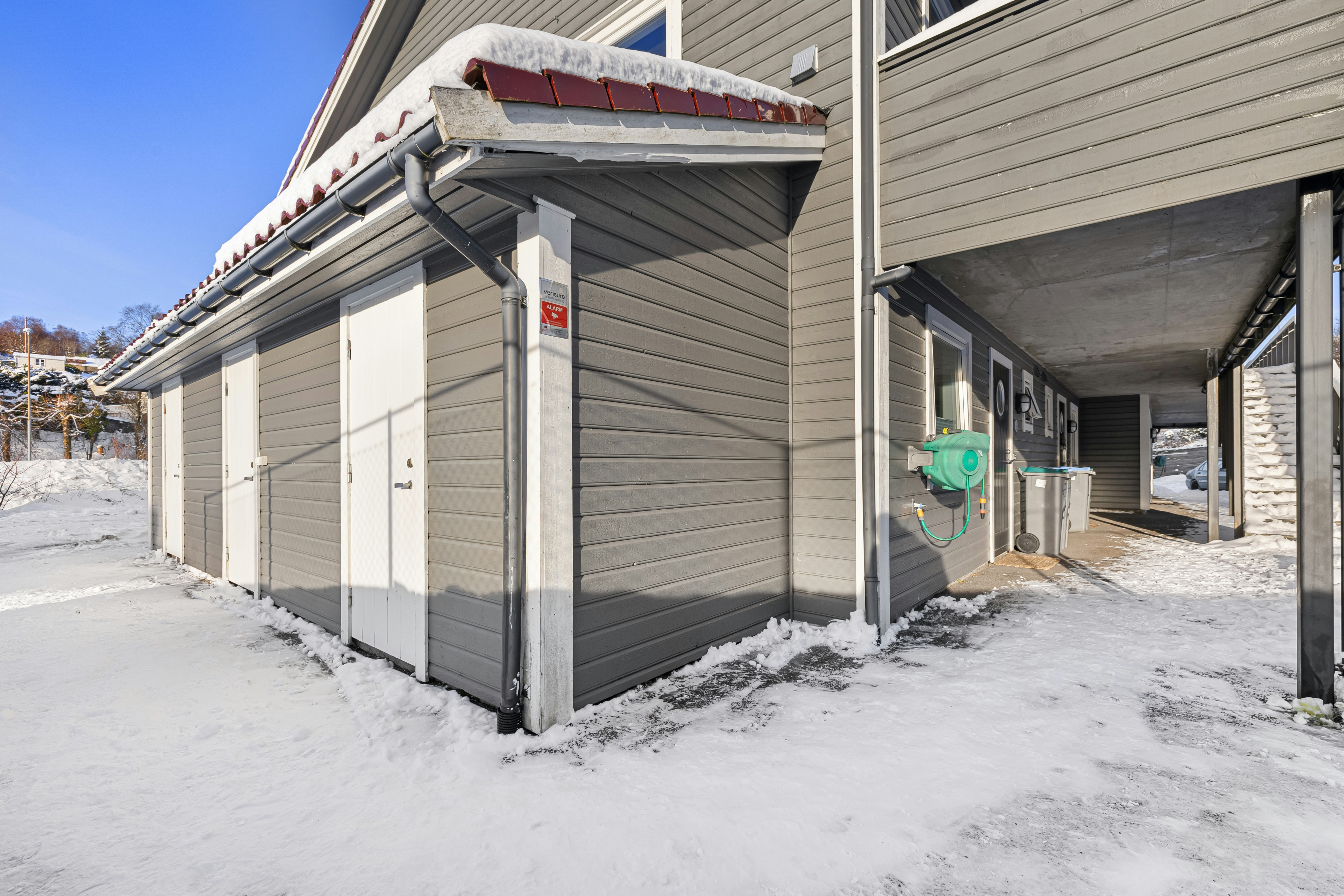 An apartment building with snow on the ground photo – Free City Image ...