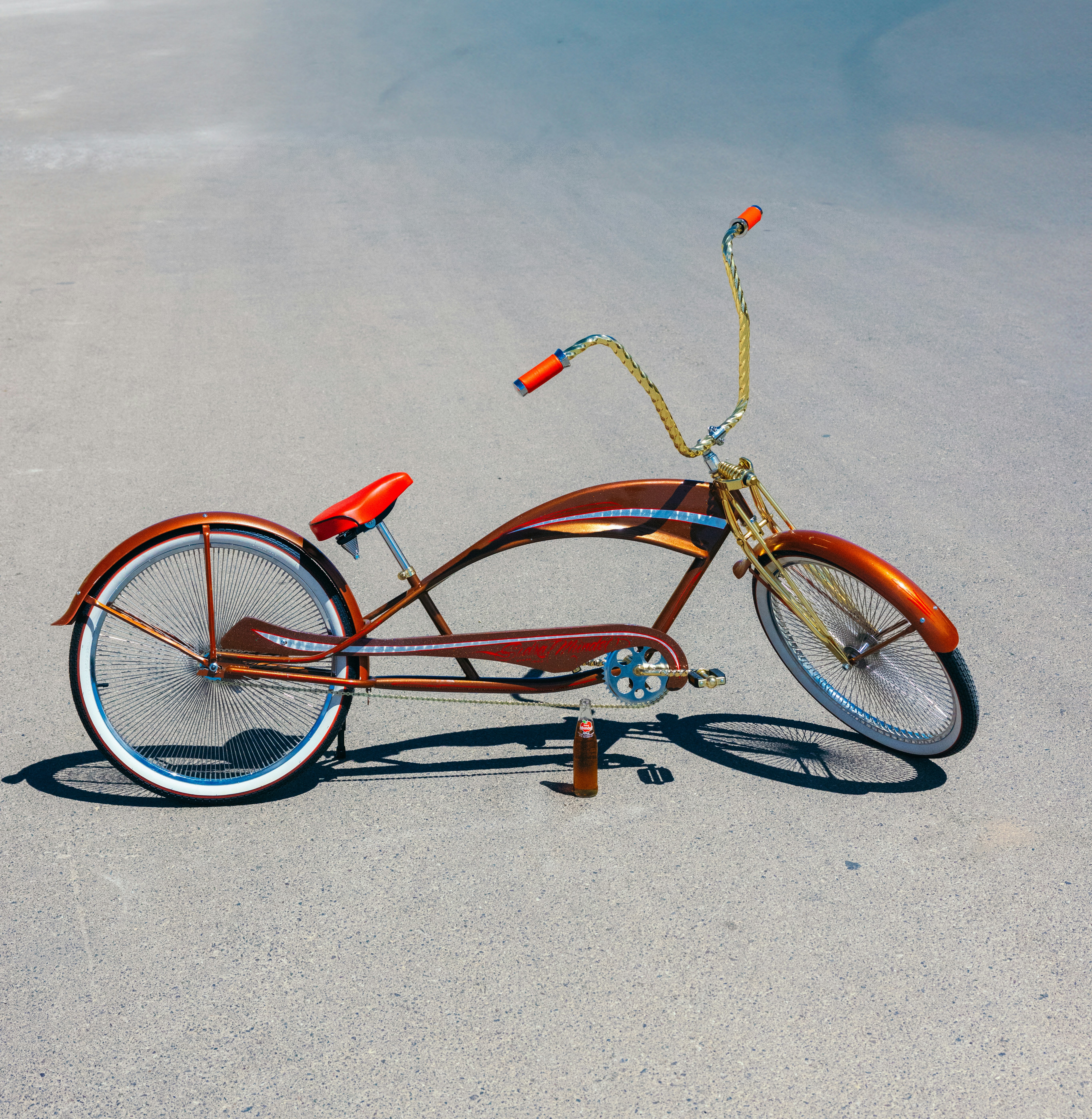 A bike that is laying on the ground photo – Free Bicycle Image on Unsplash