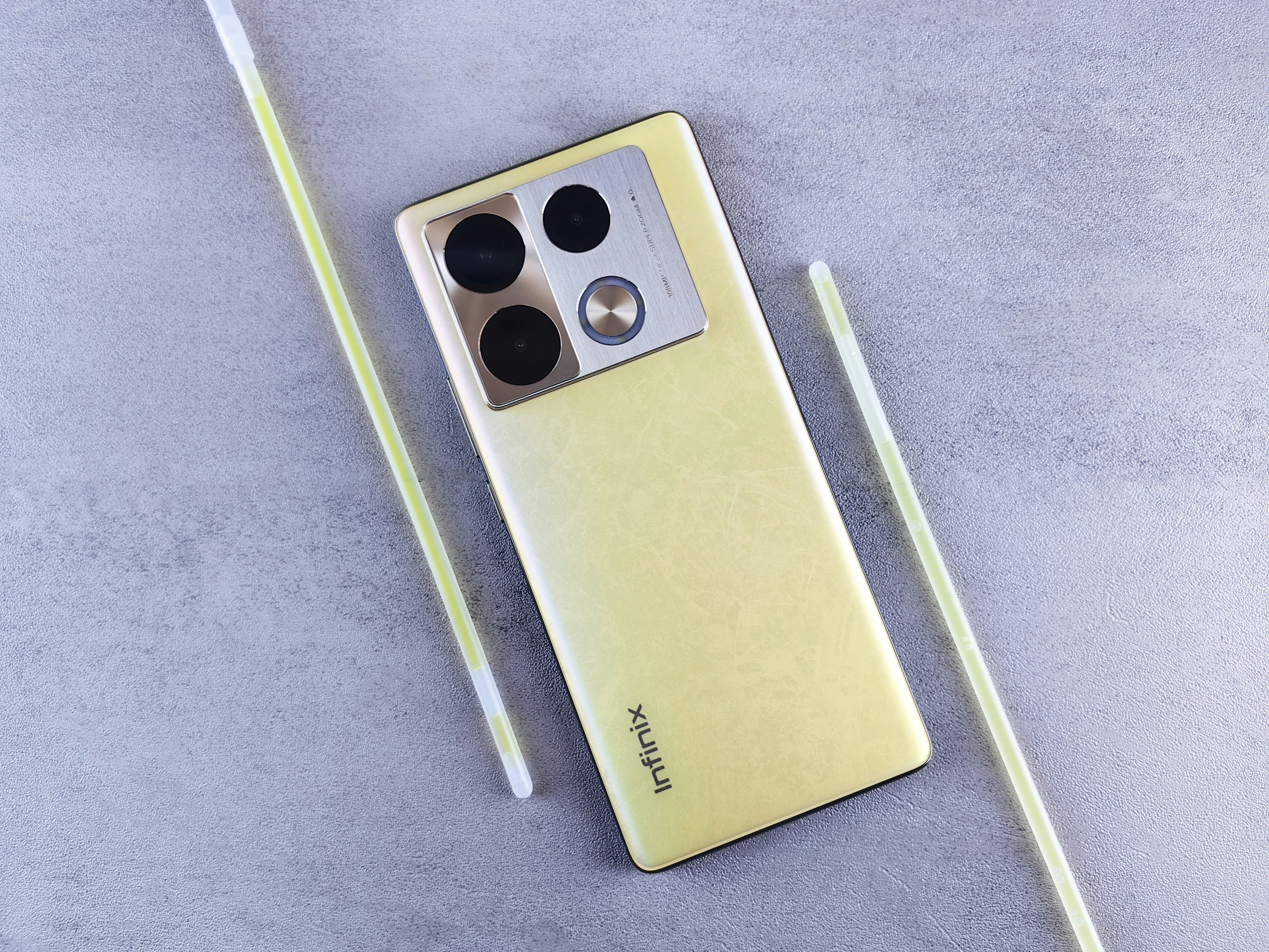 Gros plan d’un téléphone portable sur une table photo – Image gratuite ...